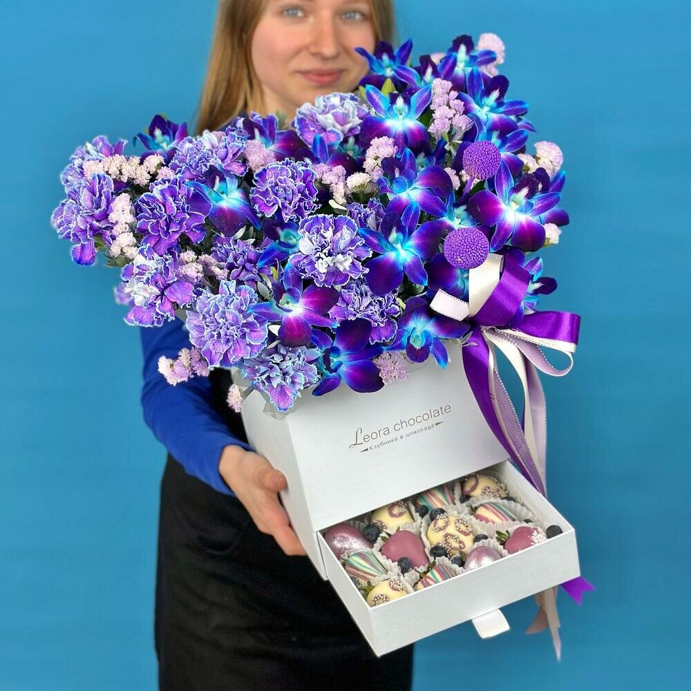 Подарочный набор цветы Космос и клубника в шоколаде 828. Leora Flowers дом цветочной моды