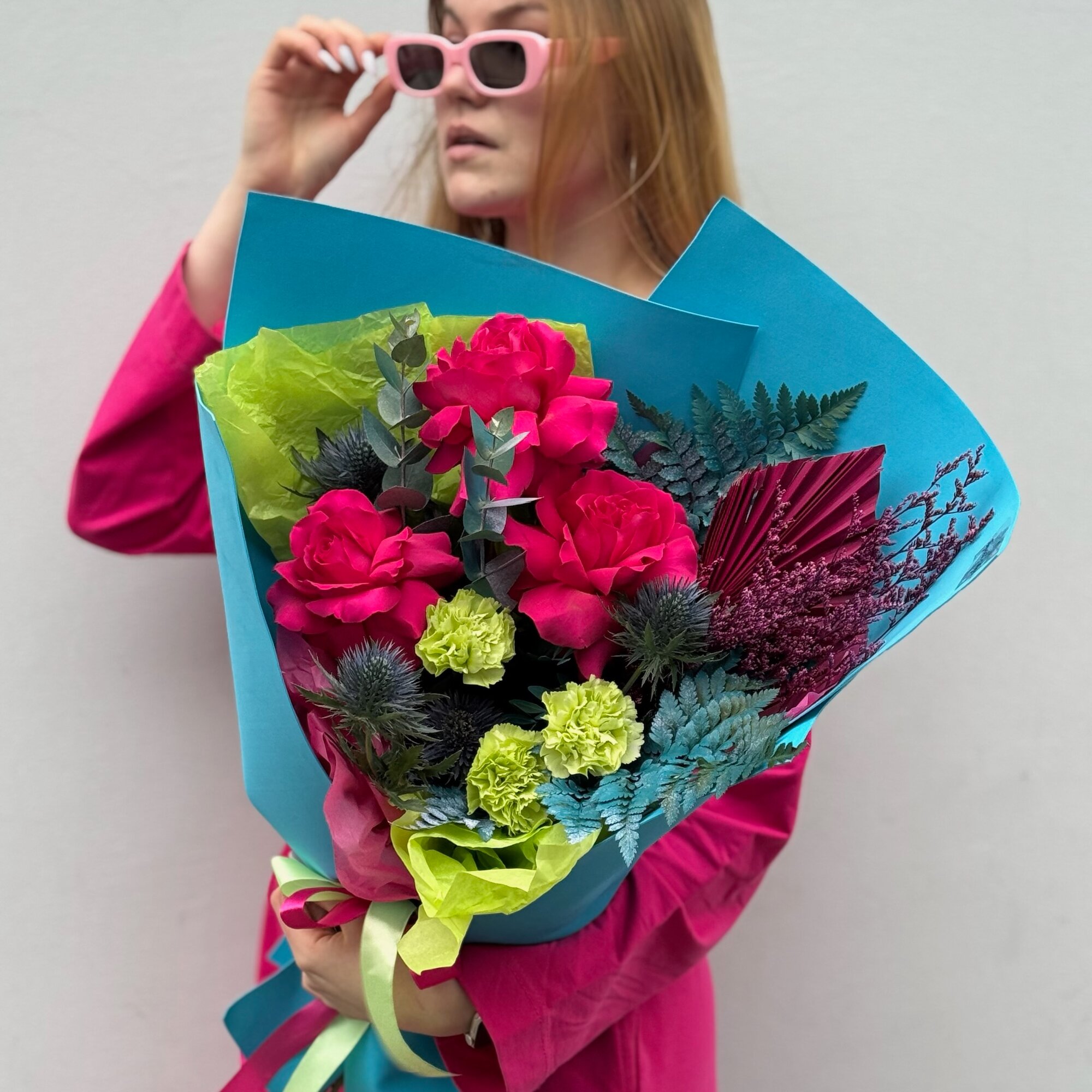 Букет «Кислотный DJ» (французская роза, эрингиум, диантусы, папоротник, эвкалипт и сухоцветы)