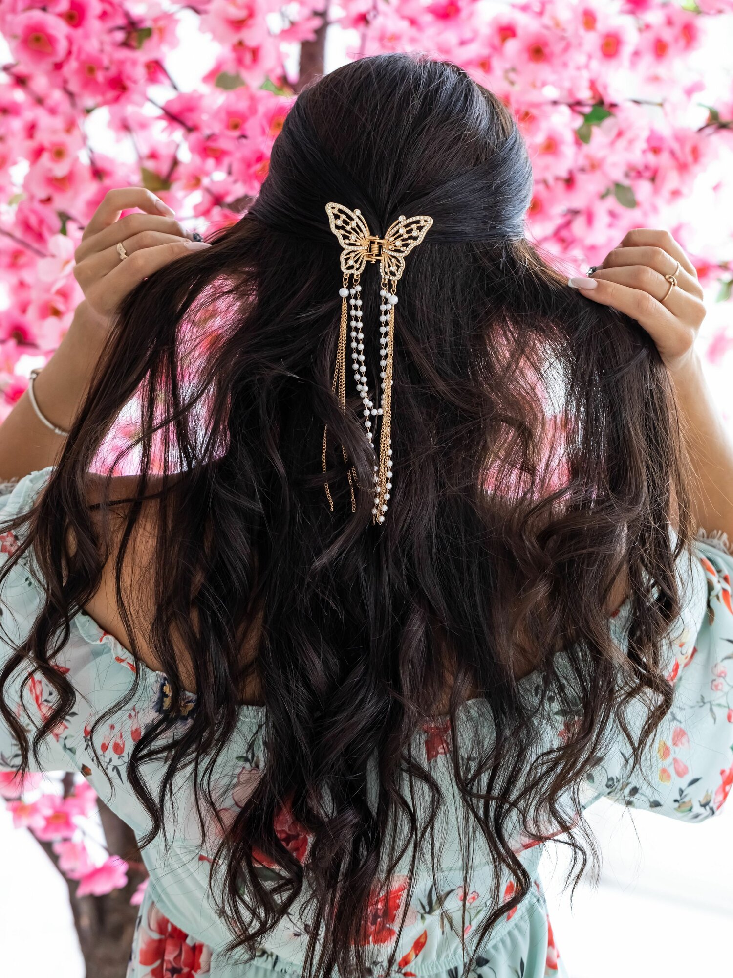 Заколка краб для волос женская, крабик металлический золотой бабочка со стразами и подвесками висюльками