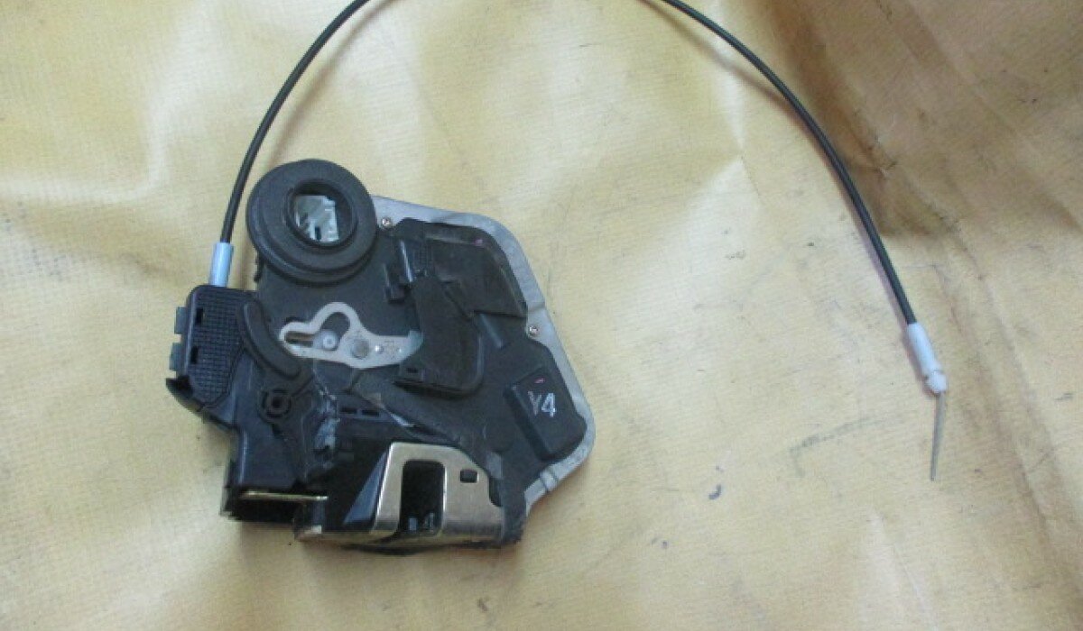 Замок двери задней правой Corolla E12 Toyota