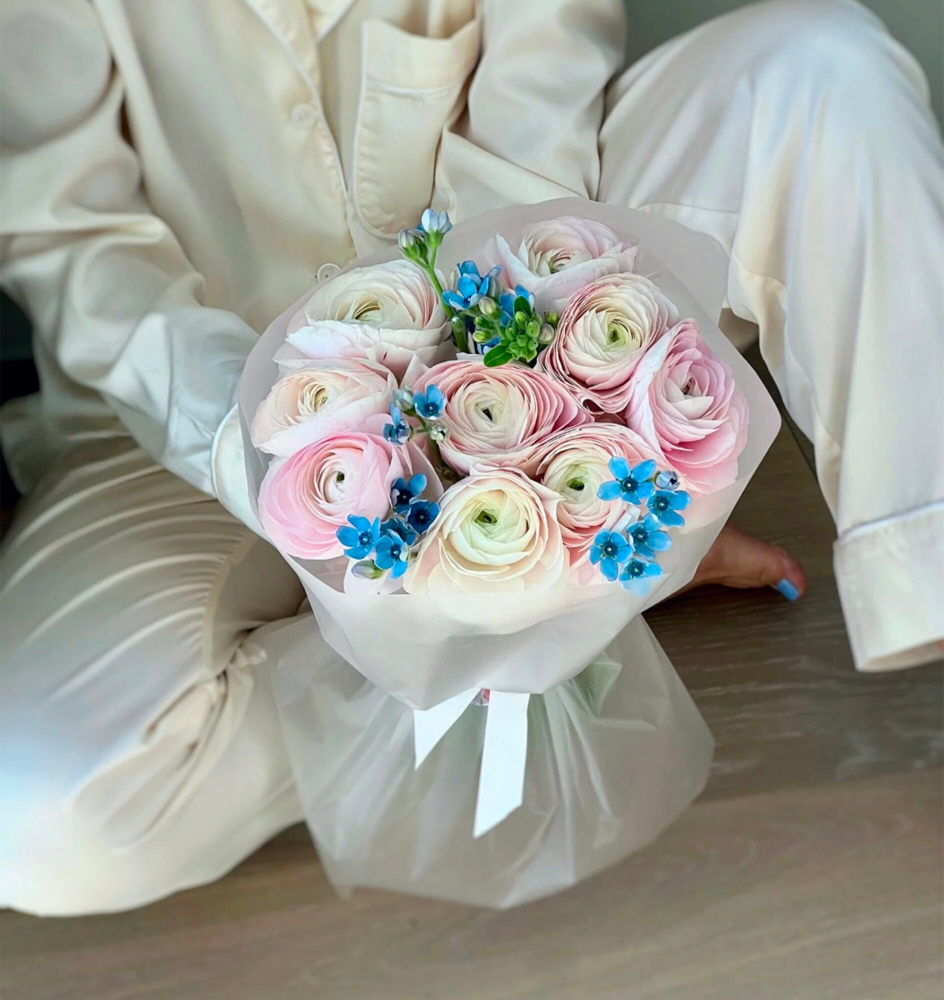 Букет ранункулюсы и незабудки