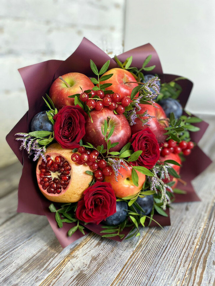 Букет фруктов с яблоком, сливой и ягодами (BuketOnline)