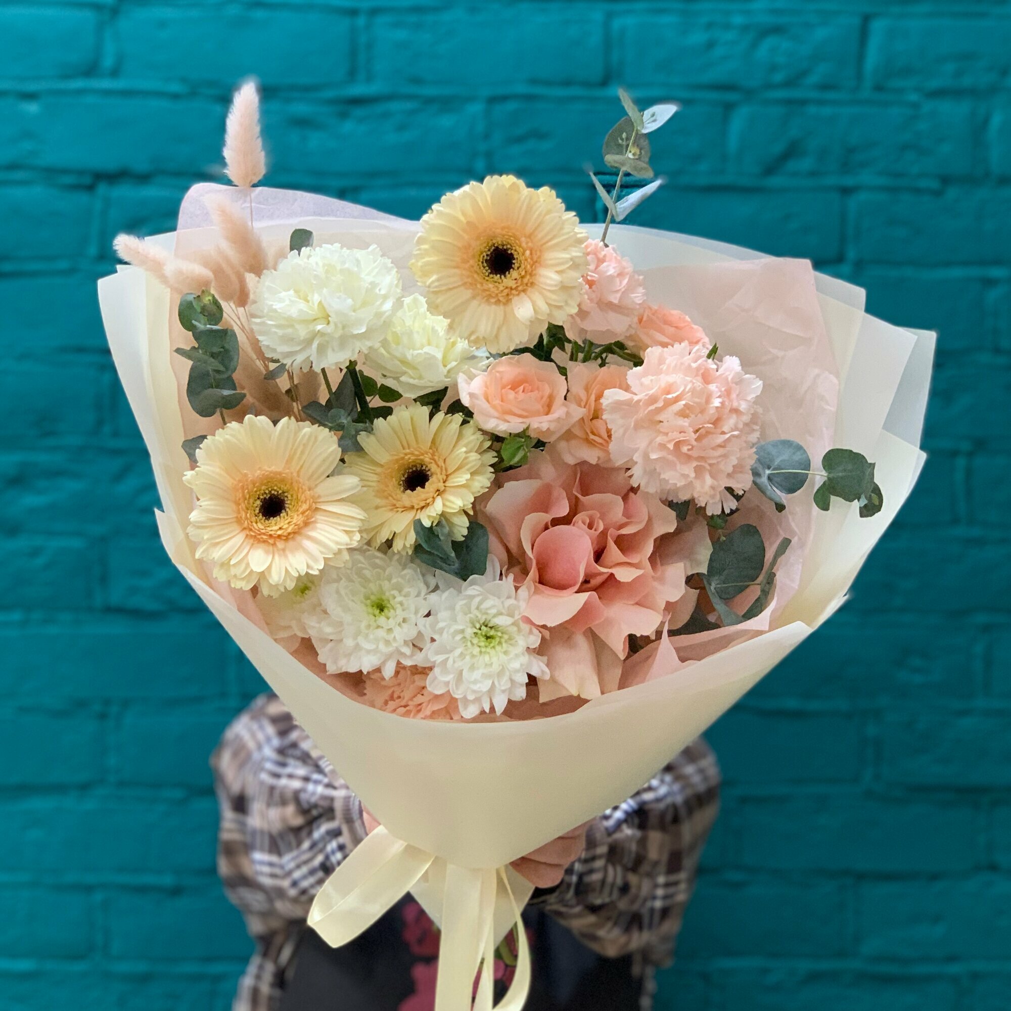 Букет от бренда "Цветы и Мишки" в составе: роза сорта фруттето, эустома, гвоздика, маттиола, альстромерия, хризантема
