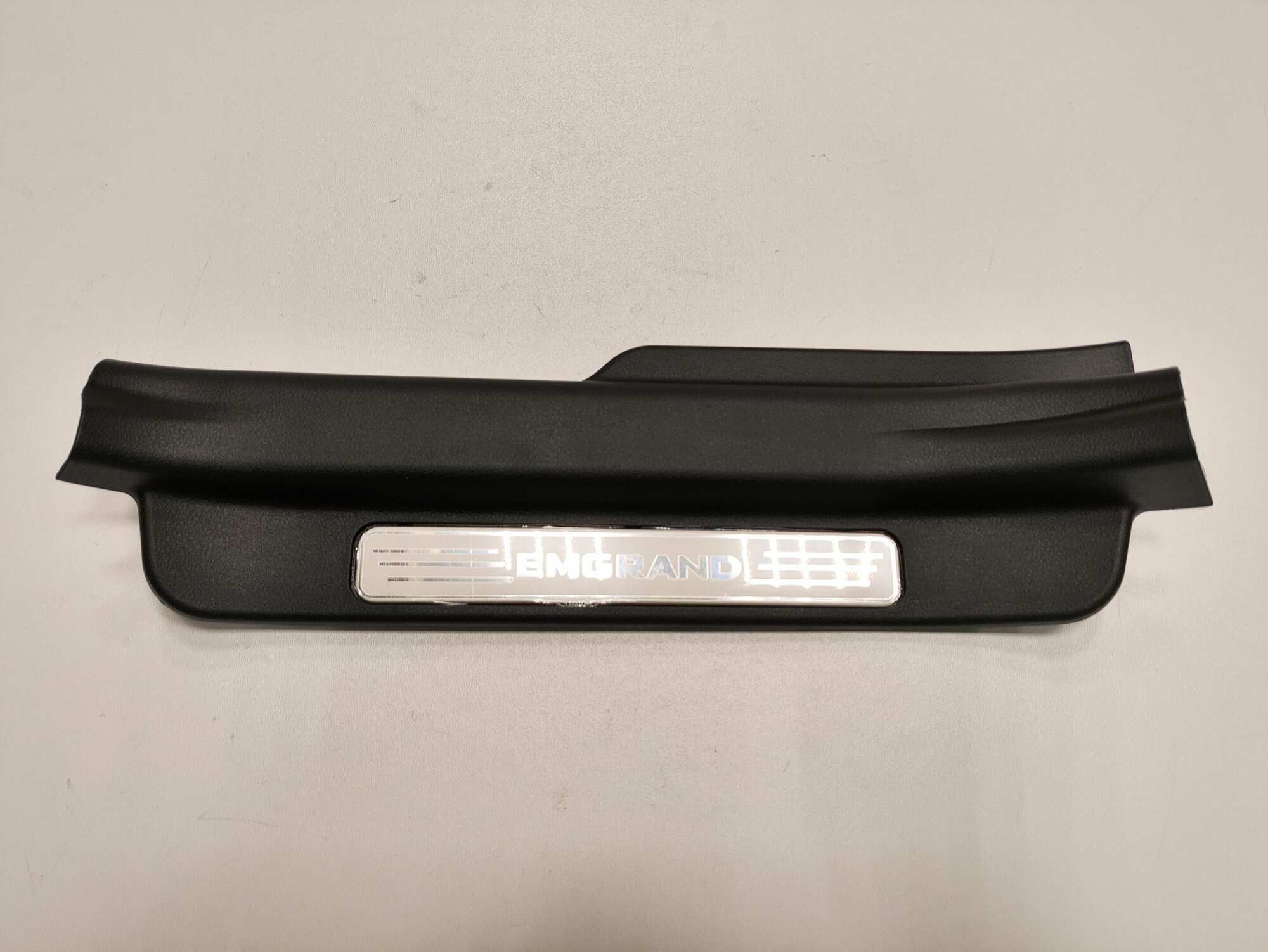 Накладка порога задняя внутренняя левая Geely Emgrand EC7 [1.8 16V CVT хетчбэк] 106800108100669