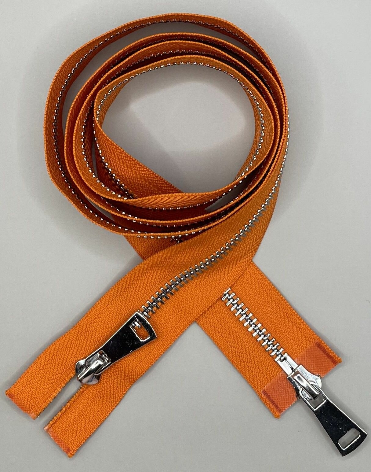 Молния(титан-легкий металл) , тип 5,110см, оранжевый, зубья серебро,2 замка.1шт.