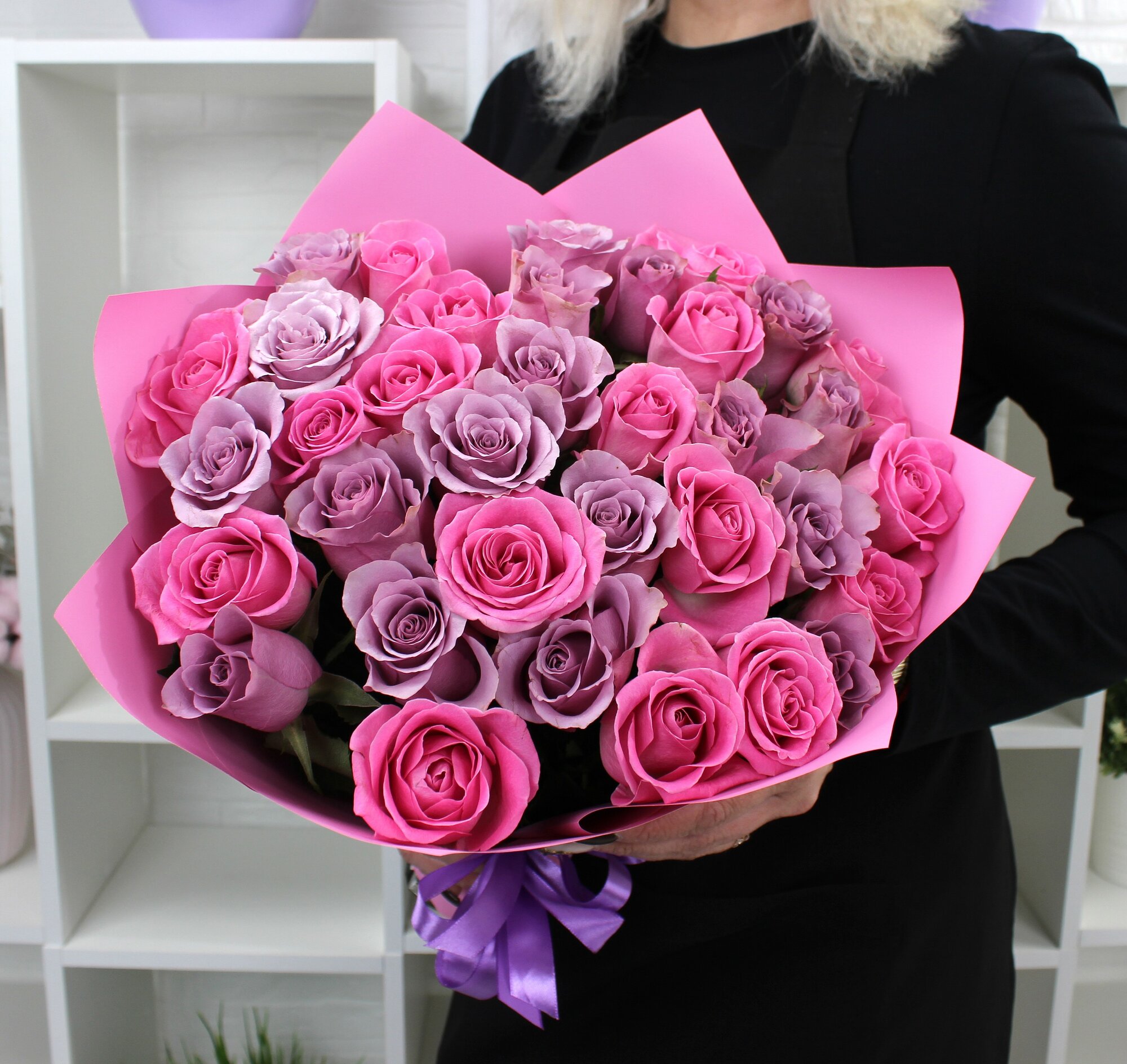 Монобукет THE FLOREAL сиреневая и розовая роза 35 штук, высота 40 см, с бантом
