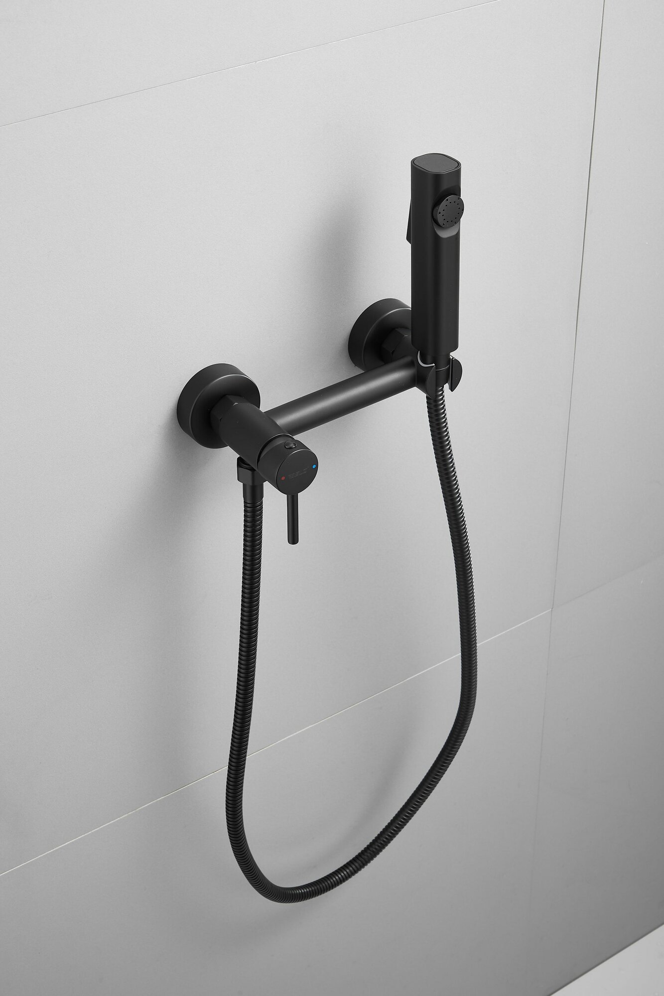 Смеситель с гигиеническим душем цвет черное, латунный Belz B55803-7