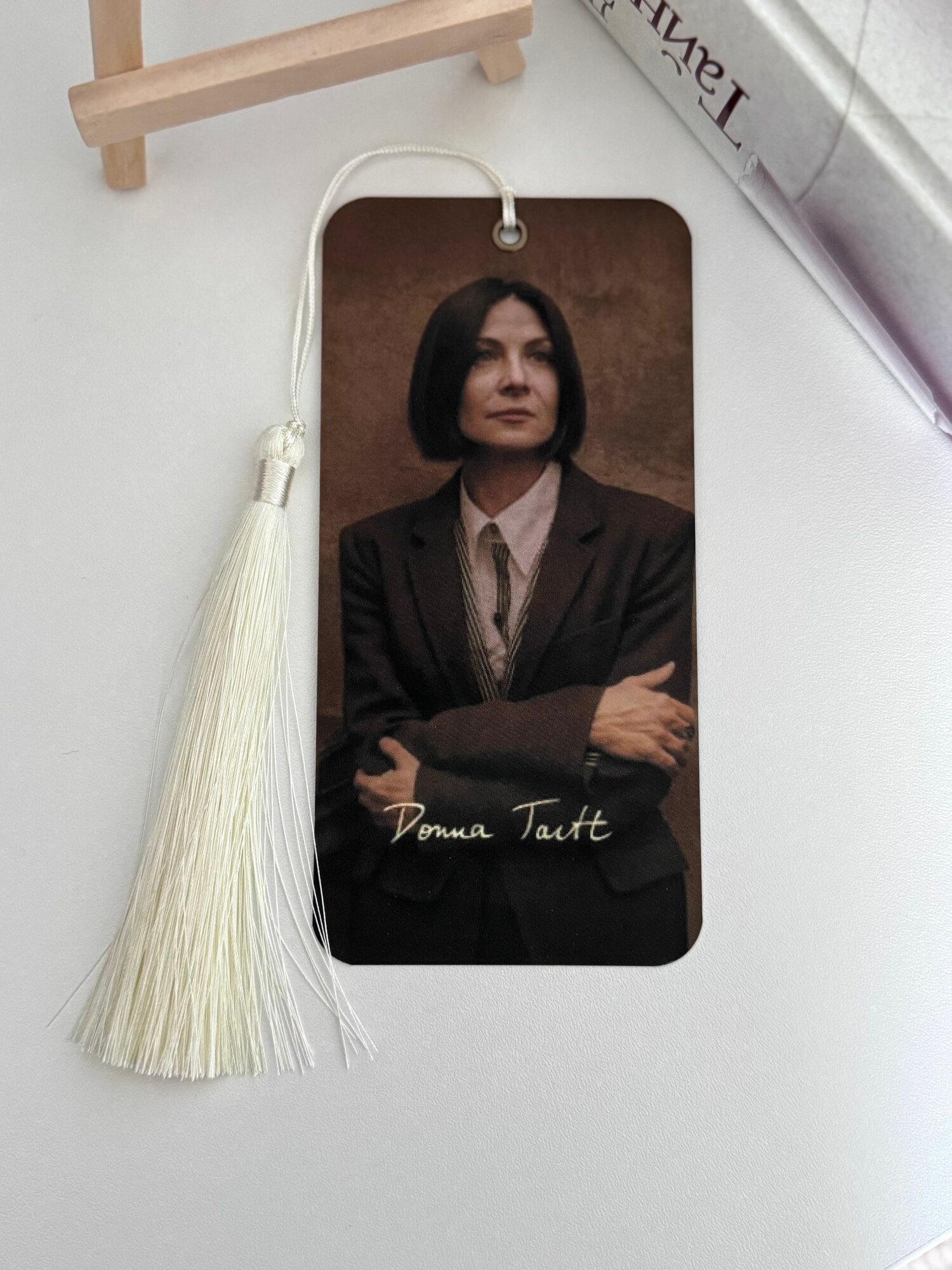 Закладка для книги "Донна Тартт". Закладка с кисточкой.