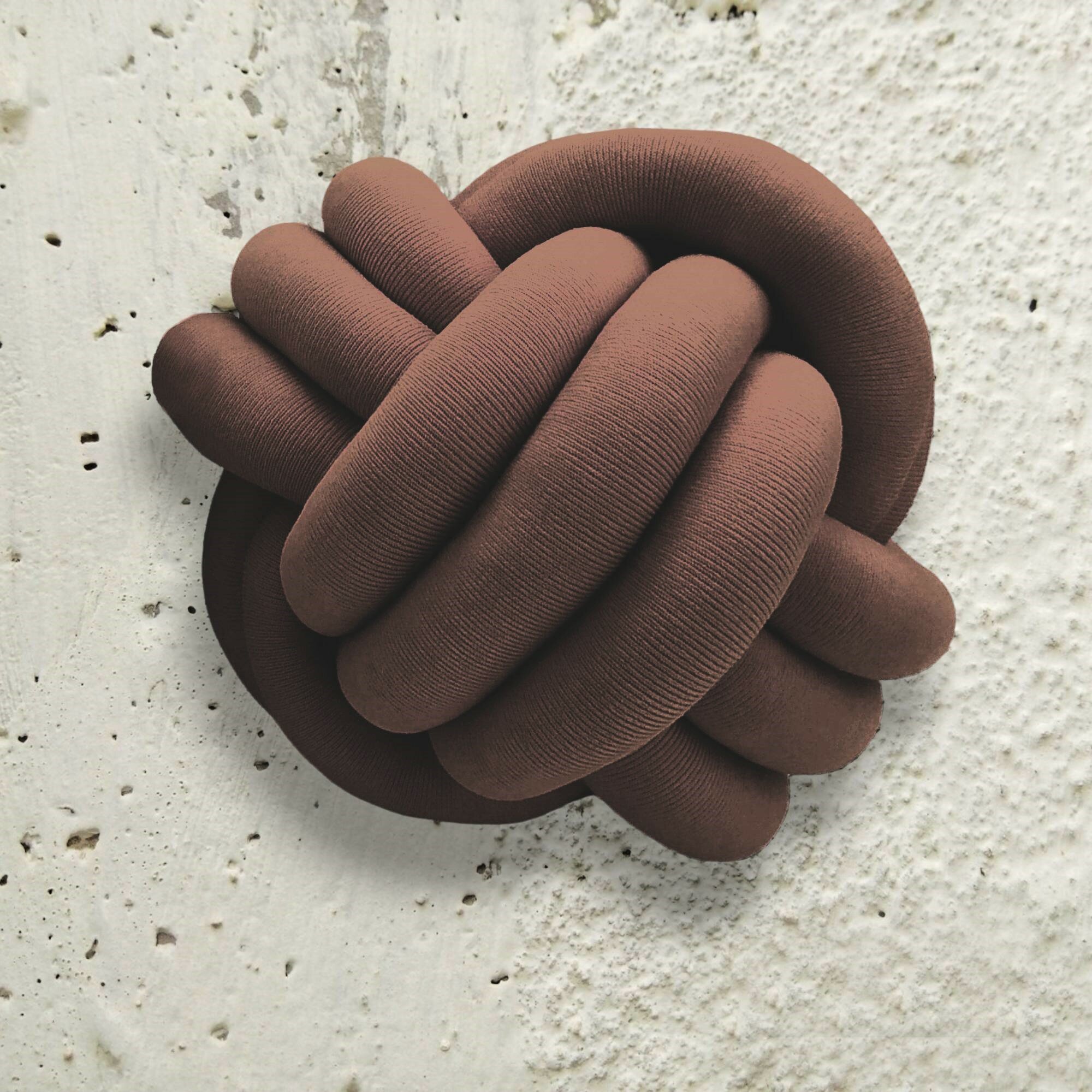 Подушка декоративная 30х30 коричневого цвета. Подушка на диван, круглая, шар, узел (0123)