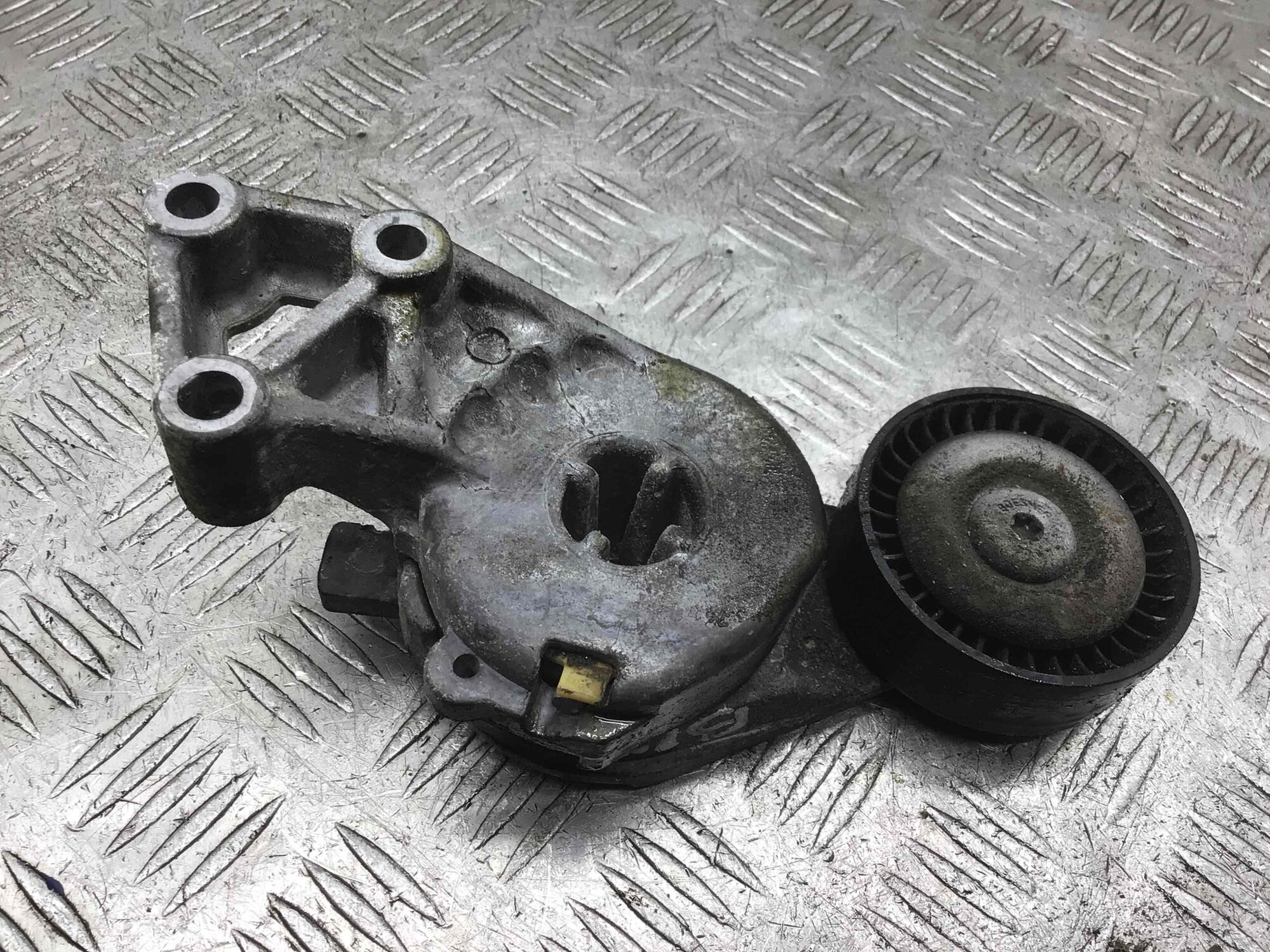 Б/У Натяжитель ремня генератора Volkswagen Golf 4 поколение (1997-2004) 2001 г.