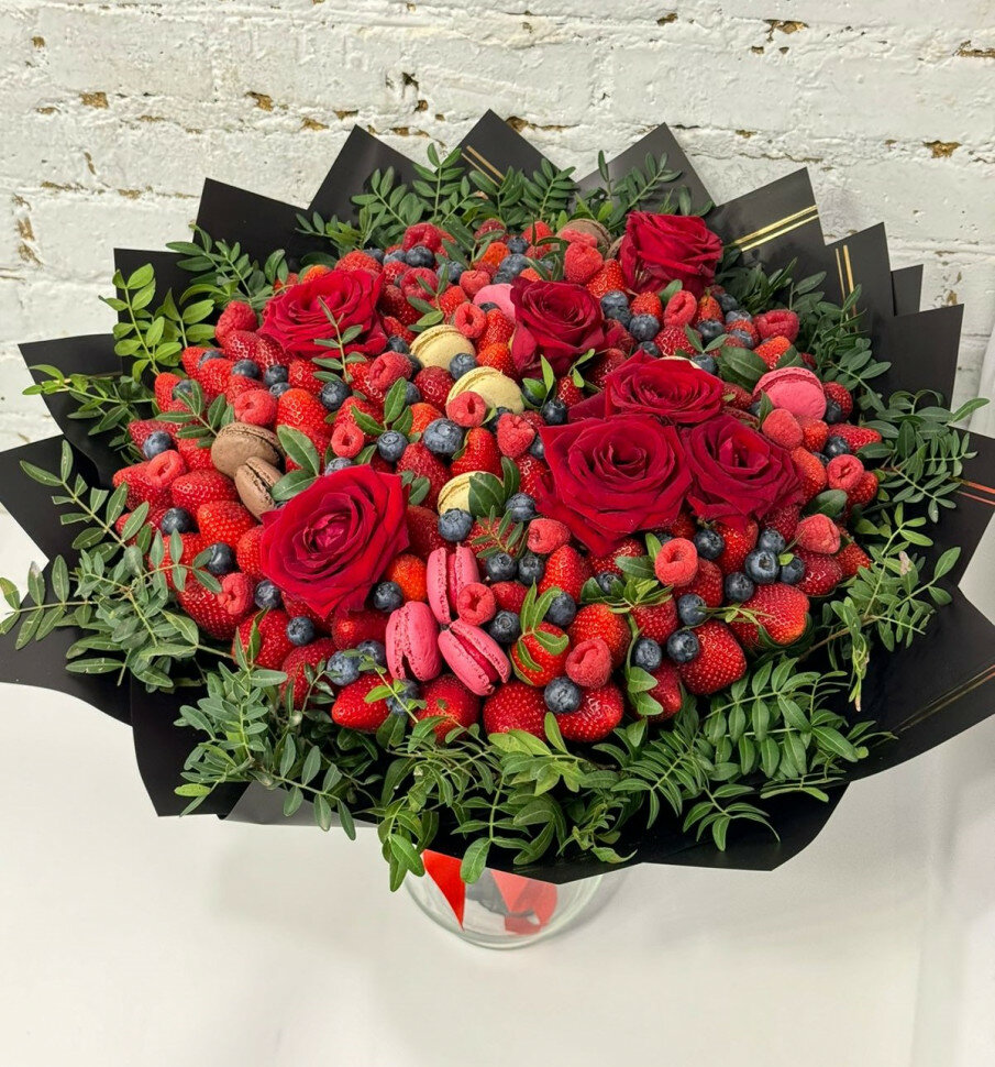 Букет из ягод и цветов (BuketOnline)