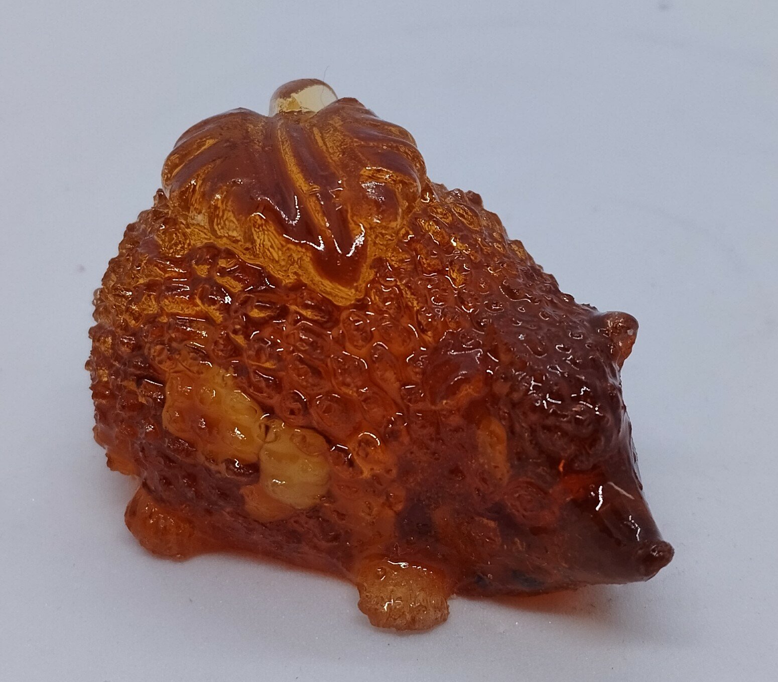 Янтарная фигурка "Ёжик с листиком "