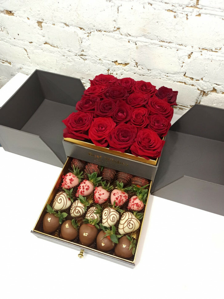 Розы и клубника в шоколаде в серой шкатулке (BuketOnline)