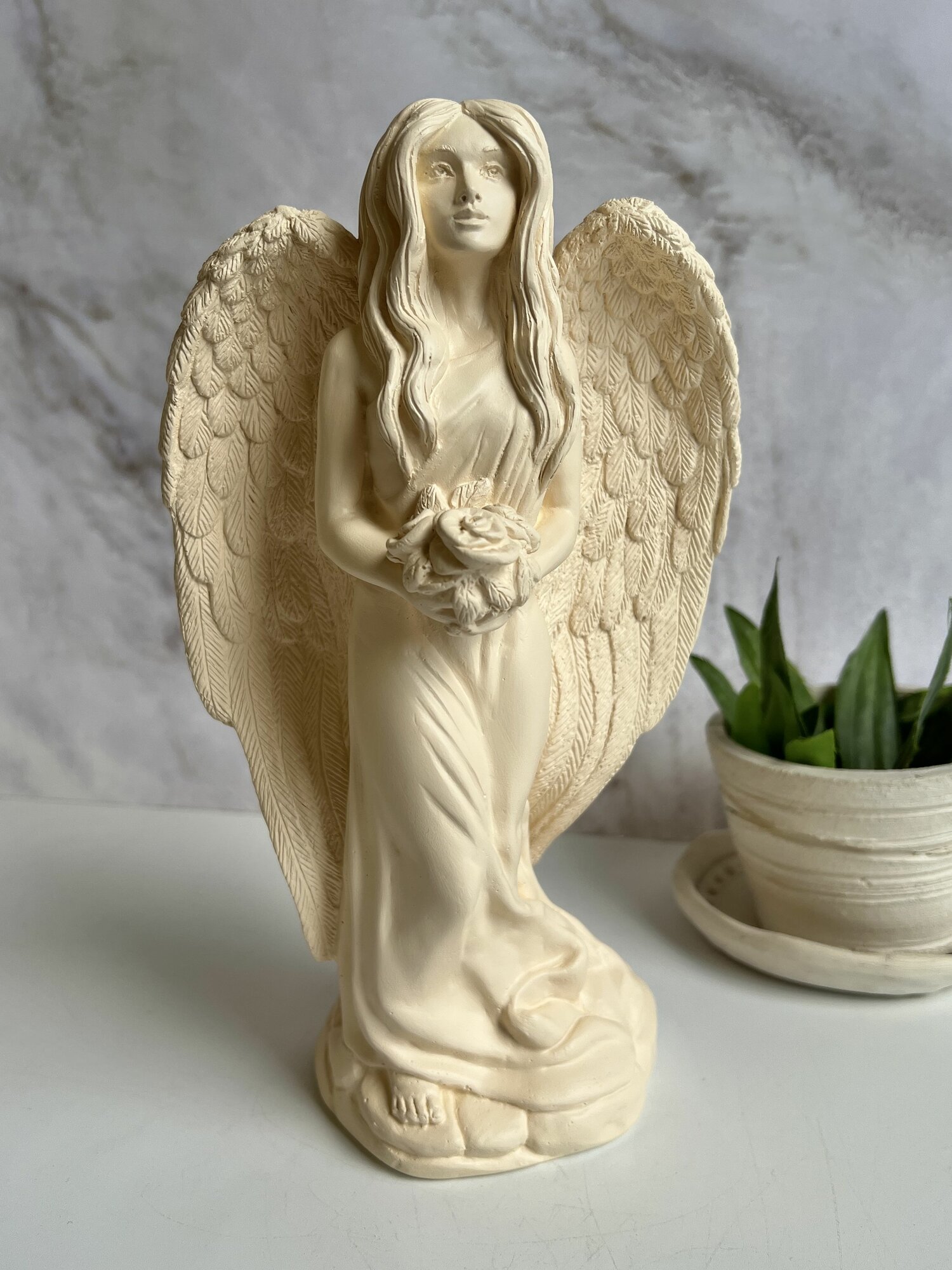 Ангел с розами. Гипс. Высота 24см
