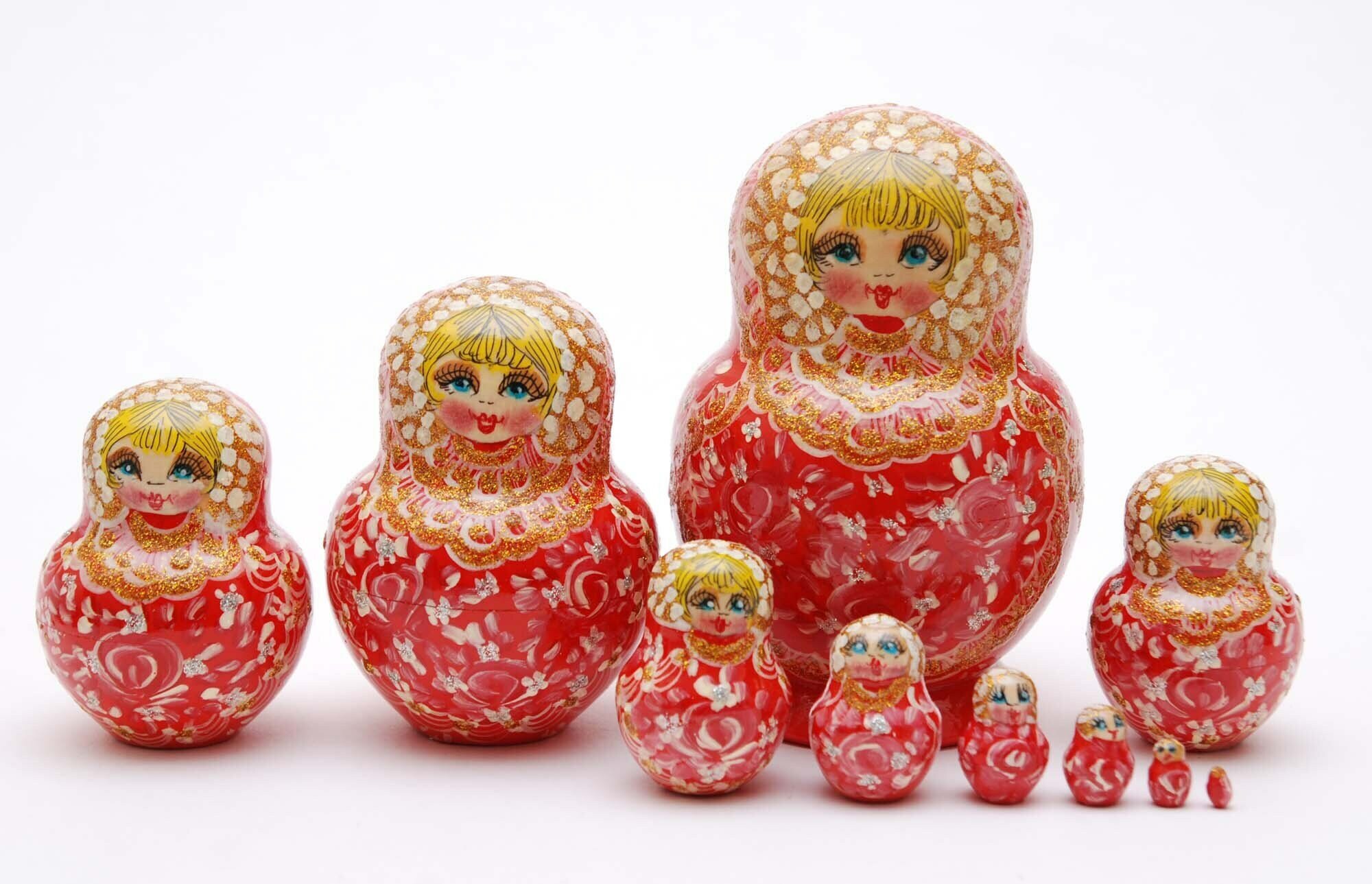 Матрешка авторская десятка с красными цветами, высота самой большой: 14см