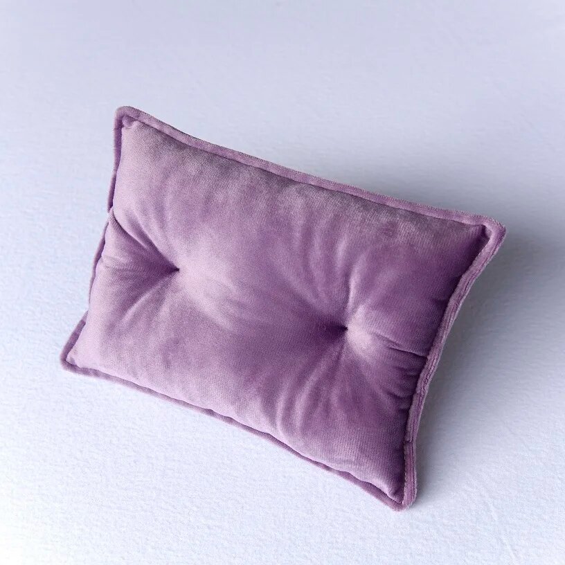 Бархатная подушка-позиционер для фотосессии новорожденных light purple