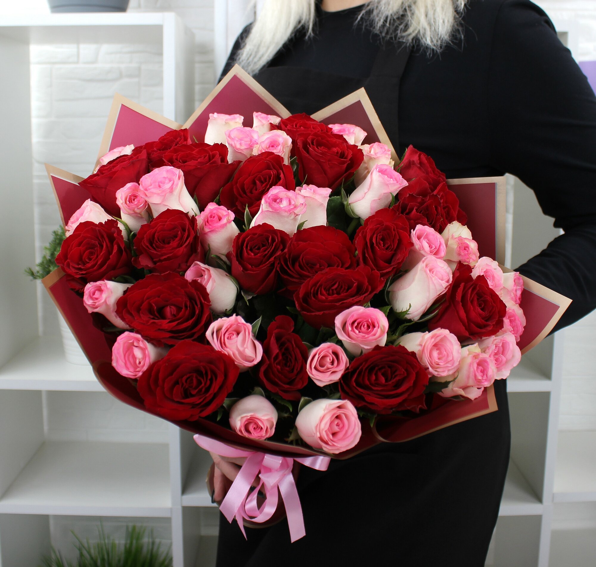 Монобукет THE FLOREAL бело-розовая и красная роза 51 штука, высота 40 см, с бантом