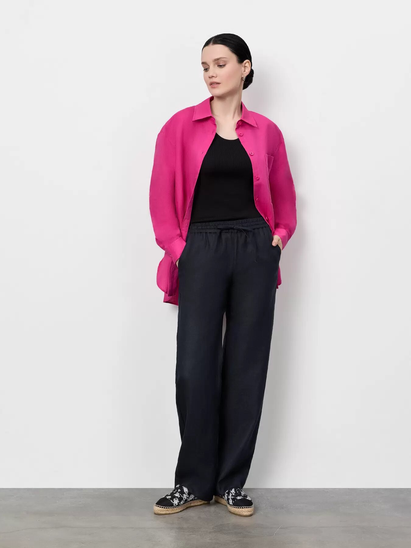 Брюки Т-синий. Пояс резинка, шнурок. Карманы спереди 2 б/заст, сзади нет. Д 104см.