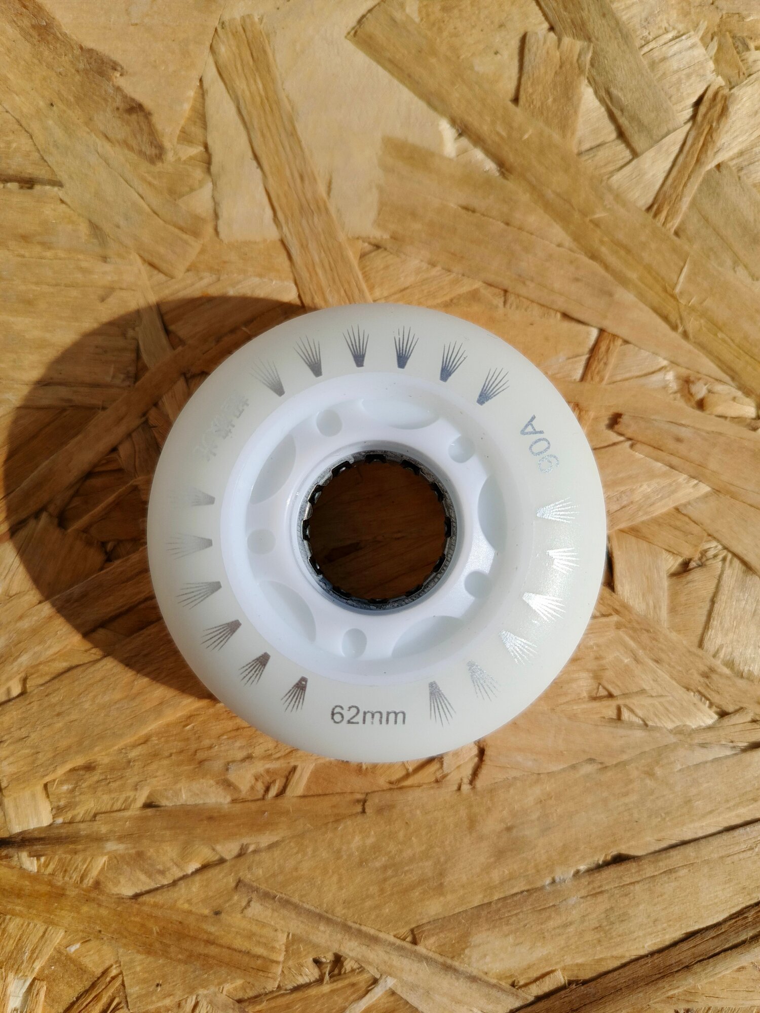 4 светящихся колес 62мм для роликов 85а. Светятся белым. С магнитными втулками.