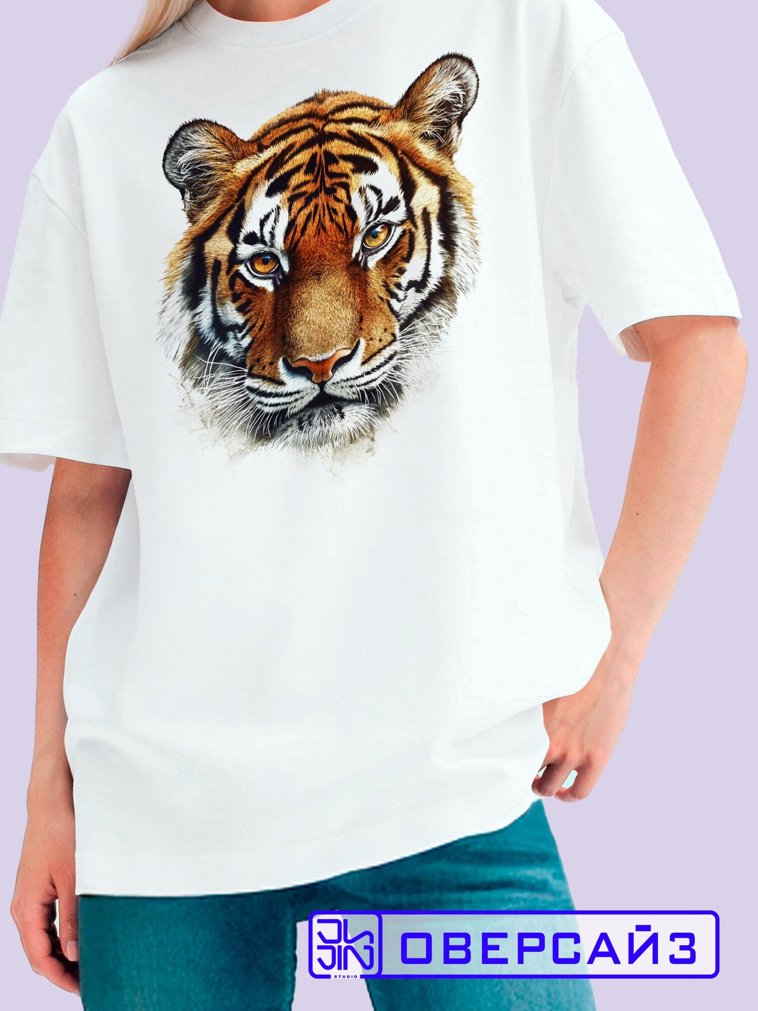 Футболка оверсайз женская с принтом Агрессивный, крутой тигр в черно-белом стиле на графитовой темно-серой основе, белый хлопковый трикотаж с прикольным рисунком на груди