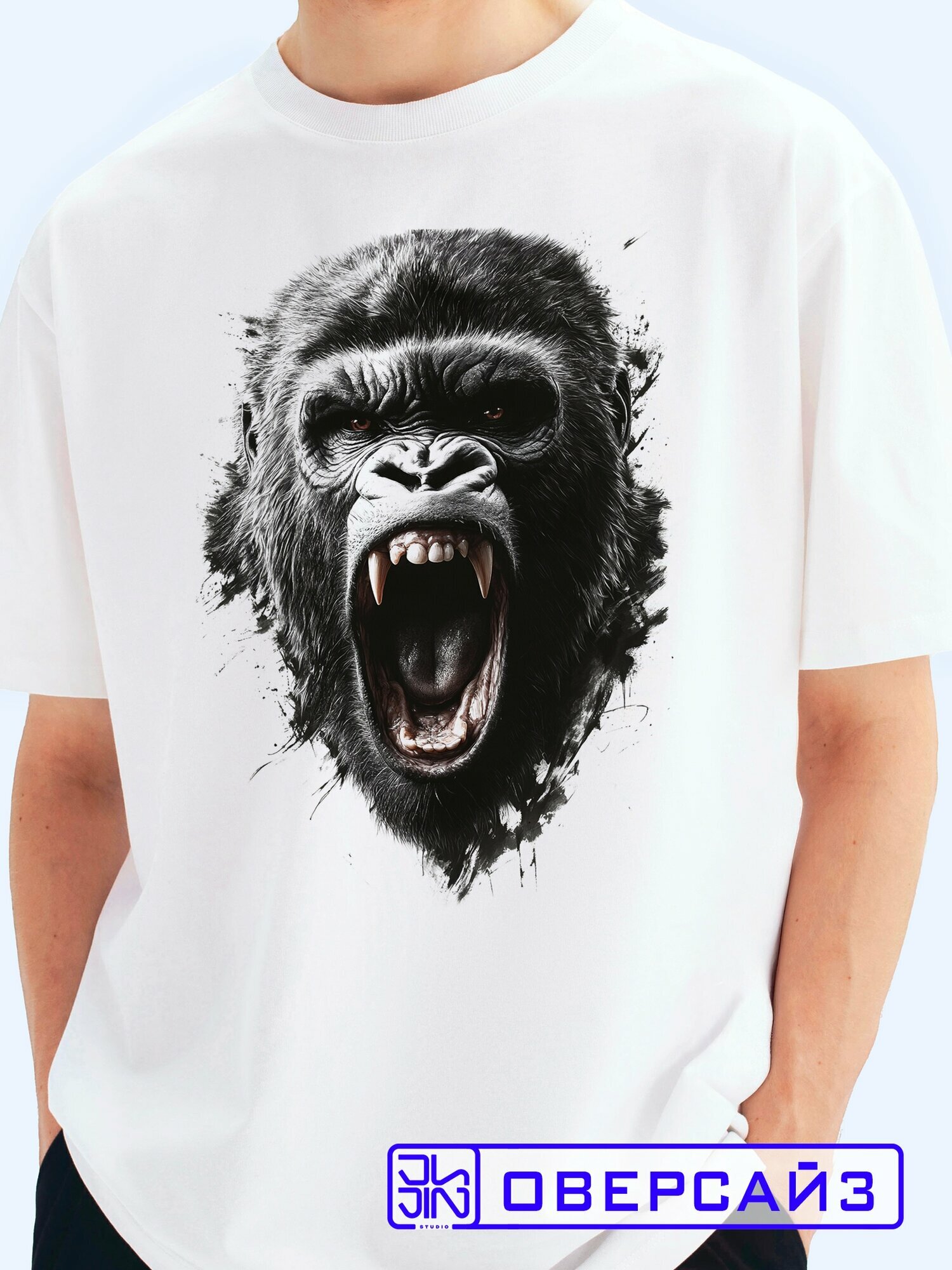 Футболка оверсайз мужская с принтом Агрессивная, вызывающая горилла в черно-белом граффити стиле для экстрима, белый хлопковый трикотаж с прикольным рисунком на груди