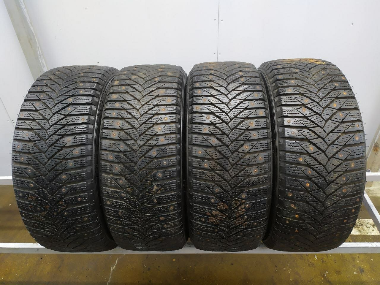 Комплект (4 шт) зимних БУ шин шипованные Triangle ICE LINK 215/60 R17 10.0% износ PT0007495 TSB045393