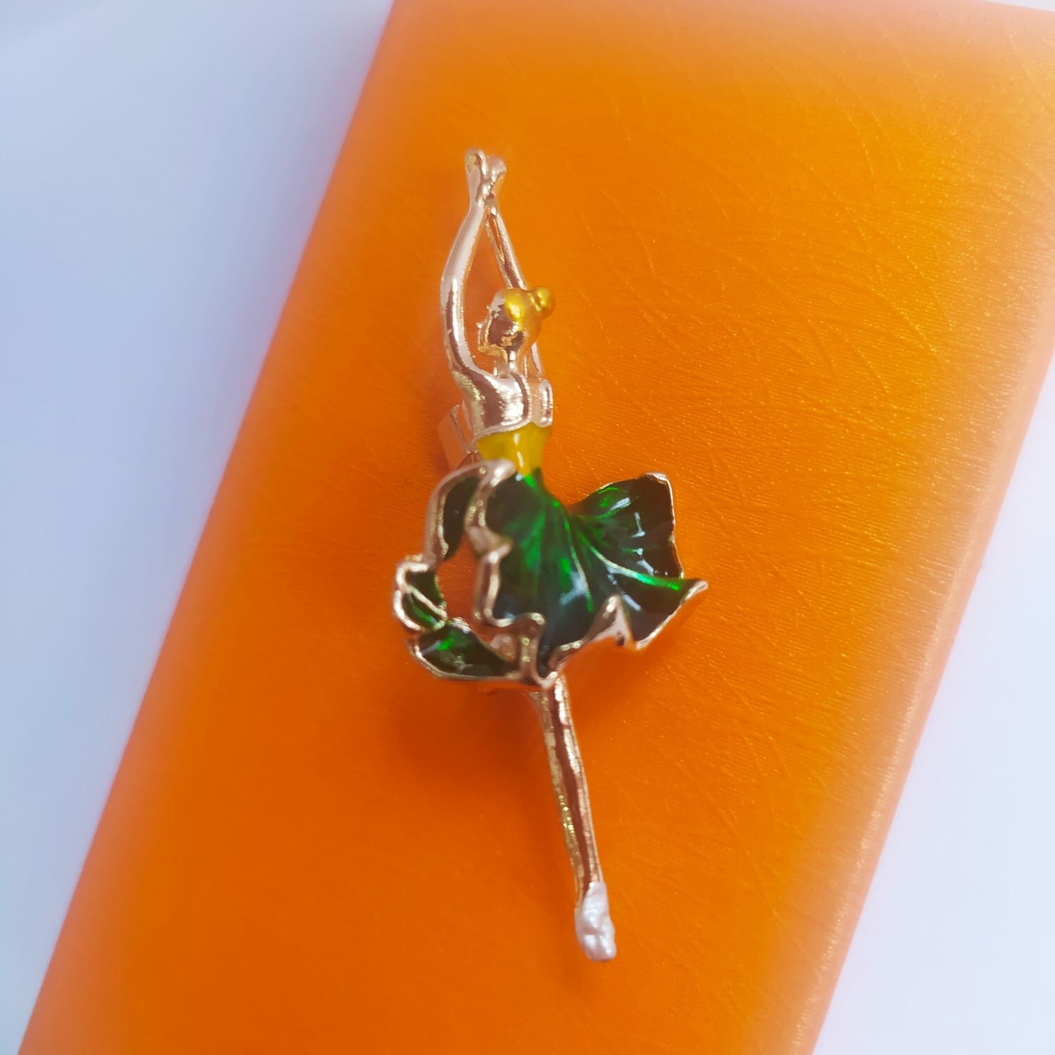 Брошь Queen Fair, эмаль