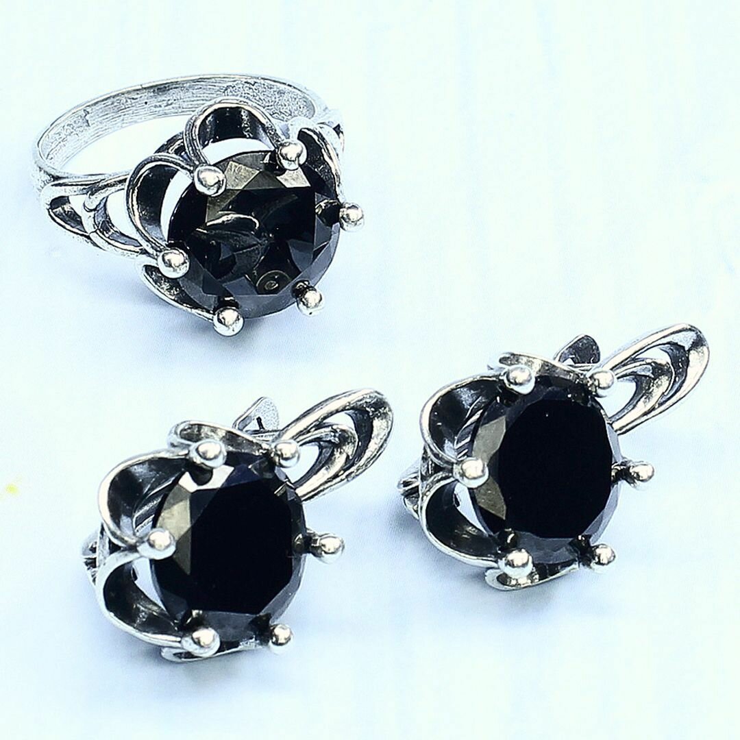 Комплект бижутерии: серьги, кольцо, фианит