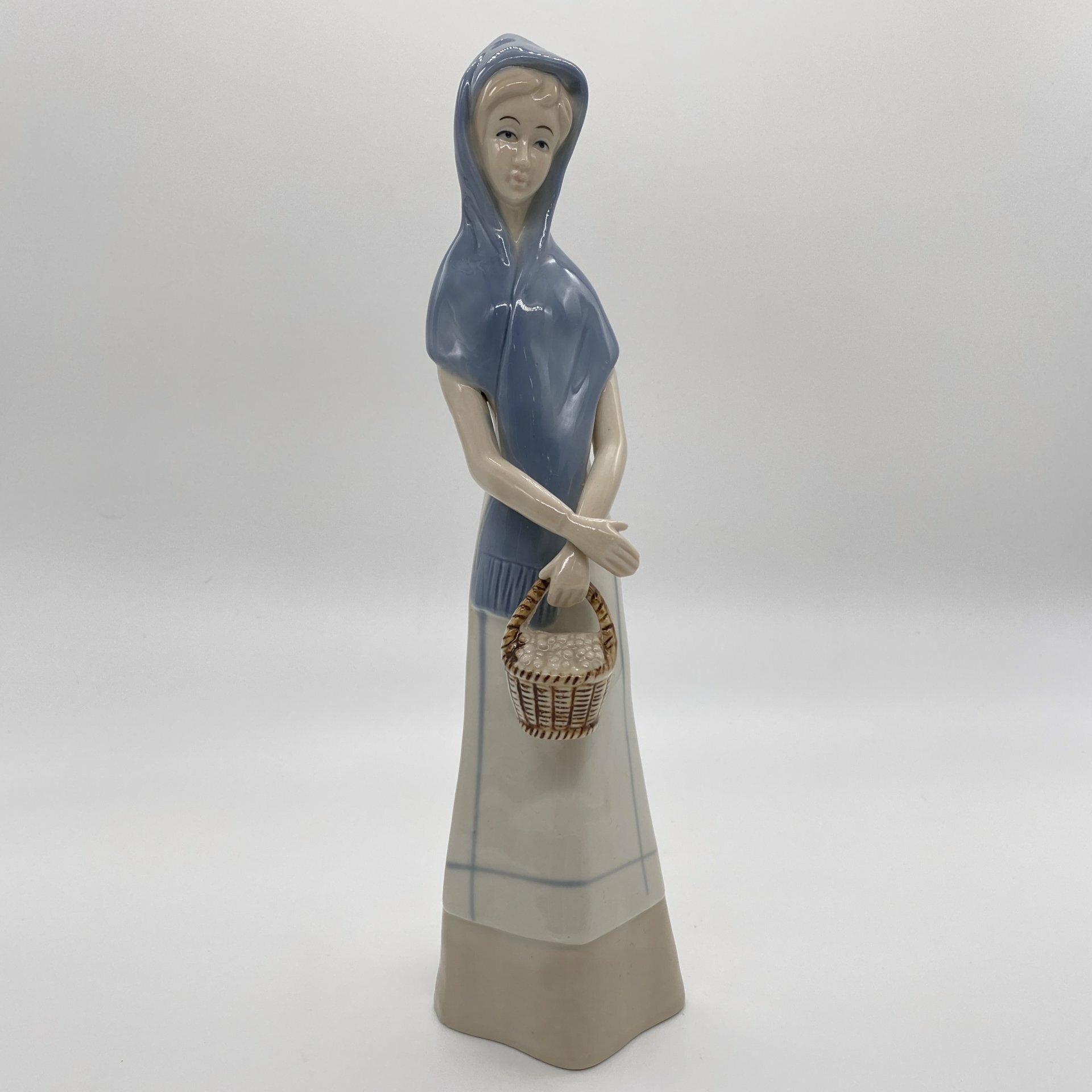 Статуэтка "Девушка с корзинкой", фарфор, роспись, Западная Европа, 1990-2000 гг.