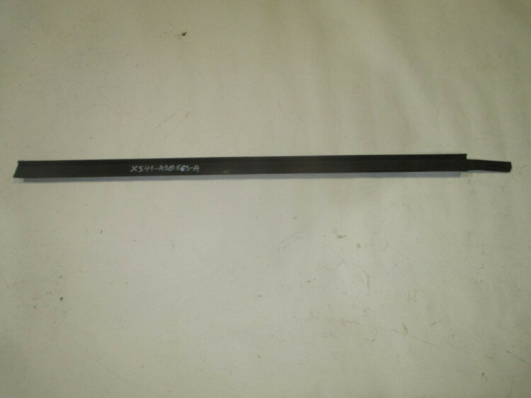 Уплотнитель стекла двери передней правой наружный XS41A20563A Форд Фокус 1