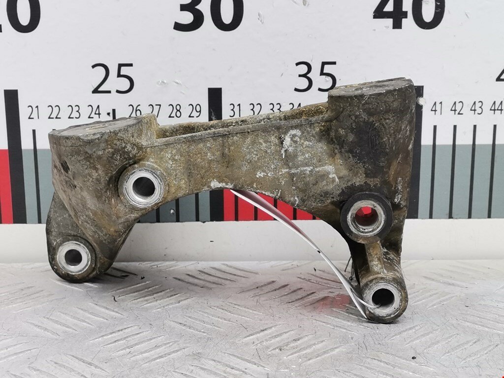 Кронштейн (крепление лапа) двигателя Ford Focus 2 1465151 арт. 1985793