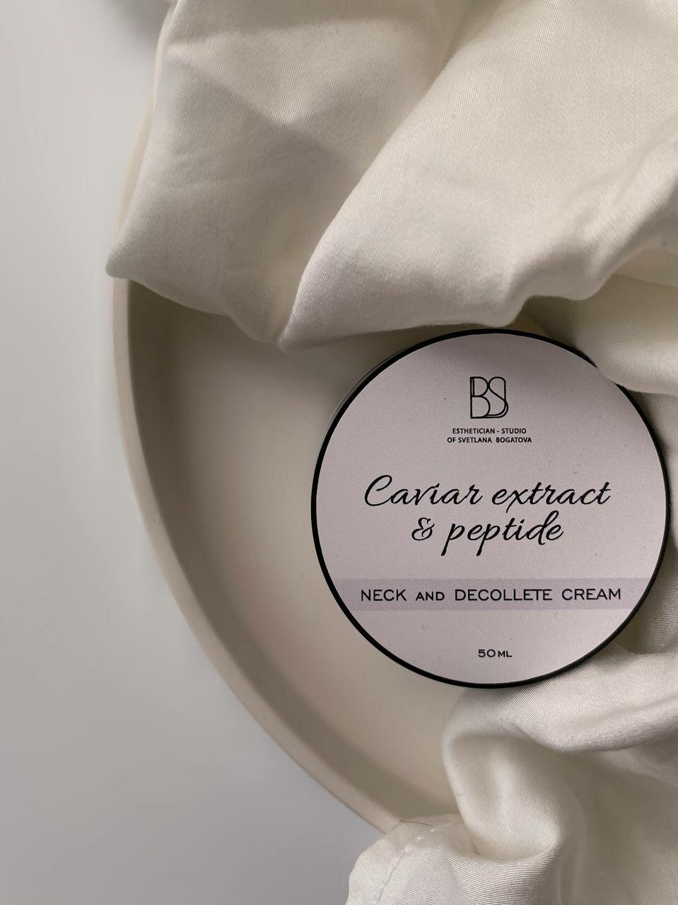 Крем для лица , шеи и зоны декольте, уменьшающий видимость морщин с экстрактом черной икры и пептидом