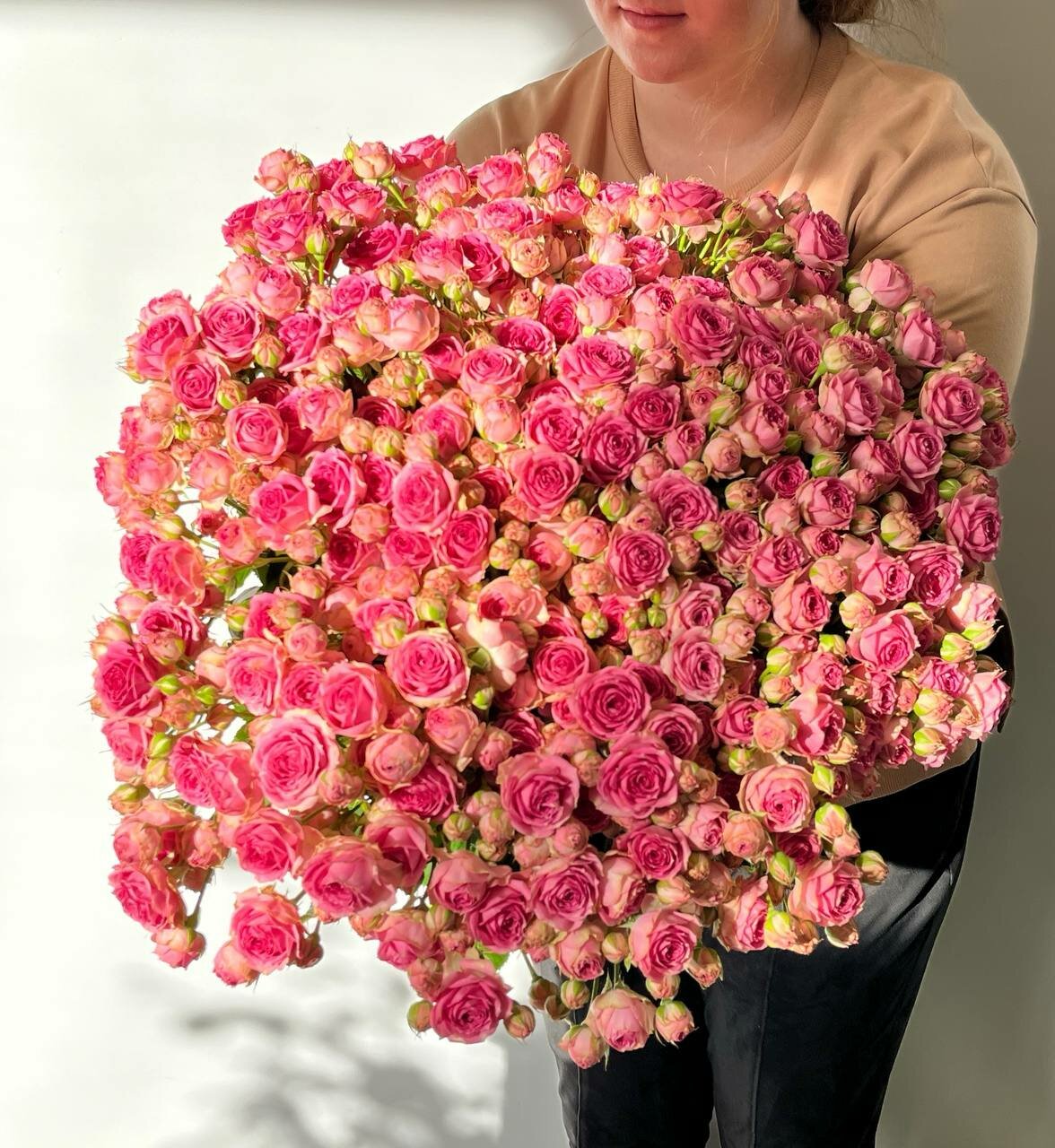 Букет из пионовидных кустовых роз «Игристое» - 15 шт