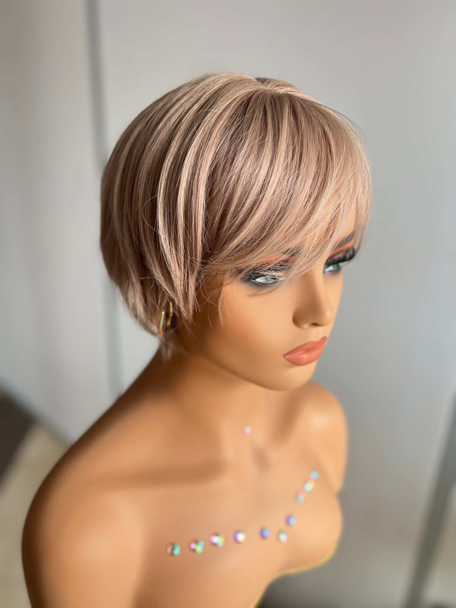 Парик каре на ножке ONLYSHAIR с филировкой розовое шампанское