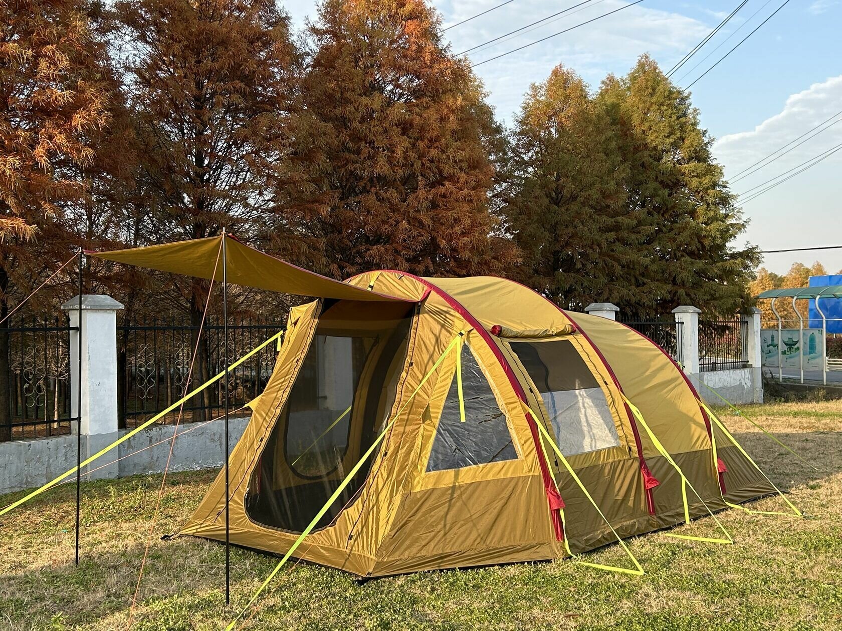 Туристическая 4-местная надувная палатка/ Палатка двухслойная для рыбалки с тамбуром