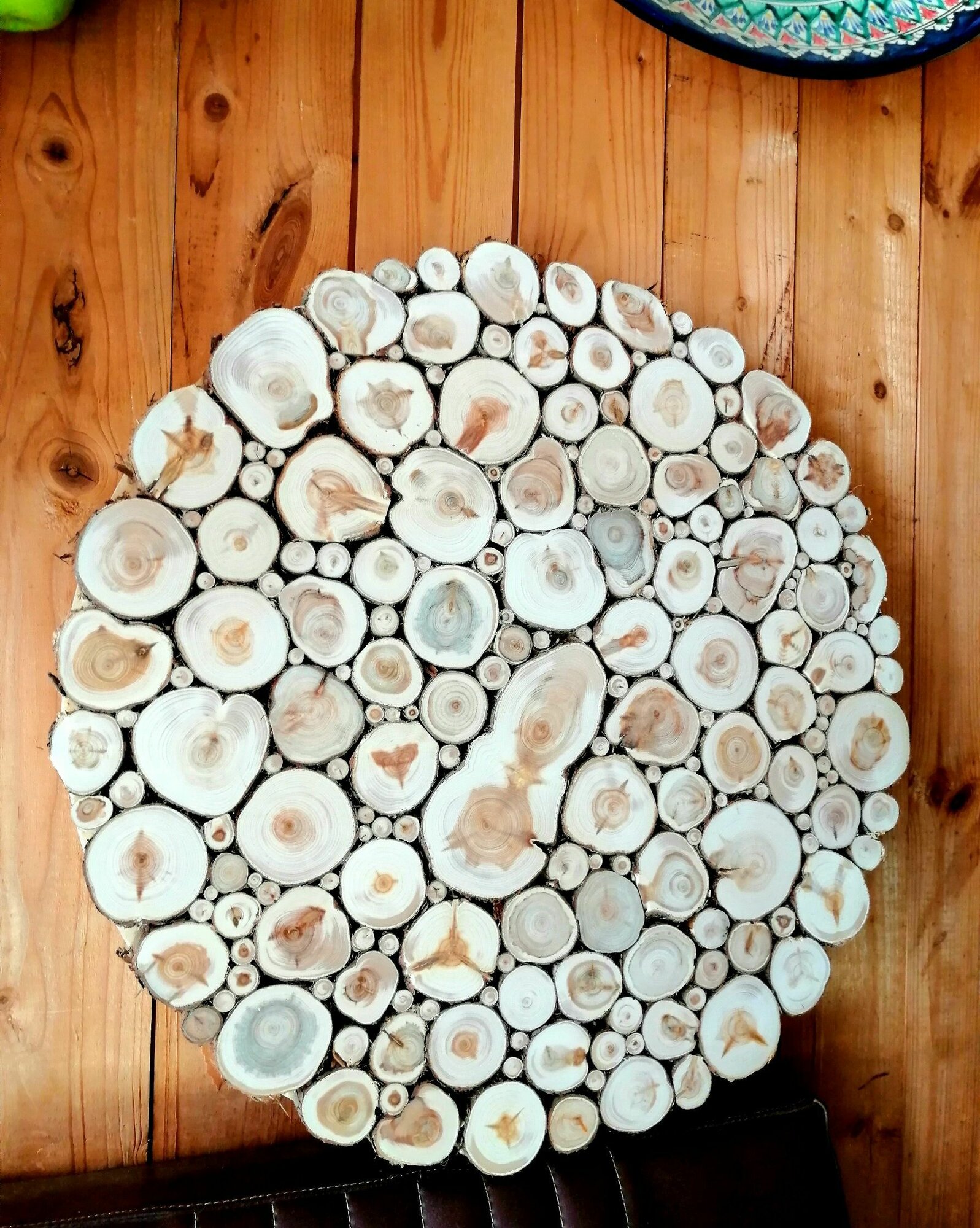 Панно из можжевельника