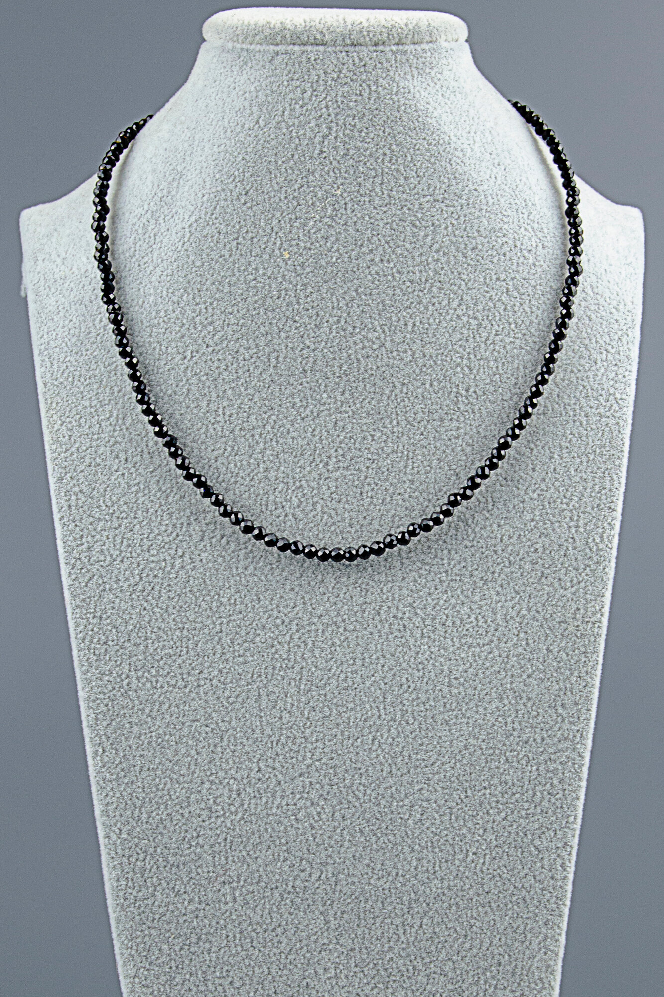 Чокер, шпинель