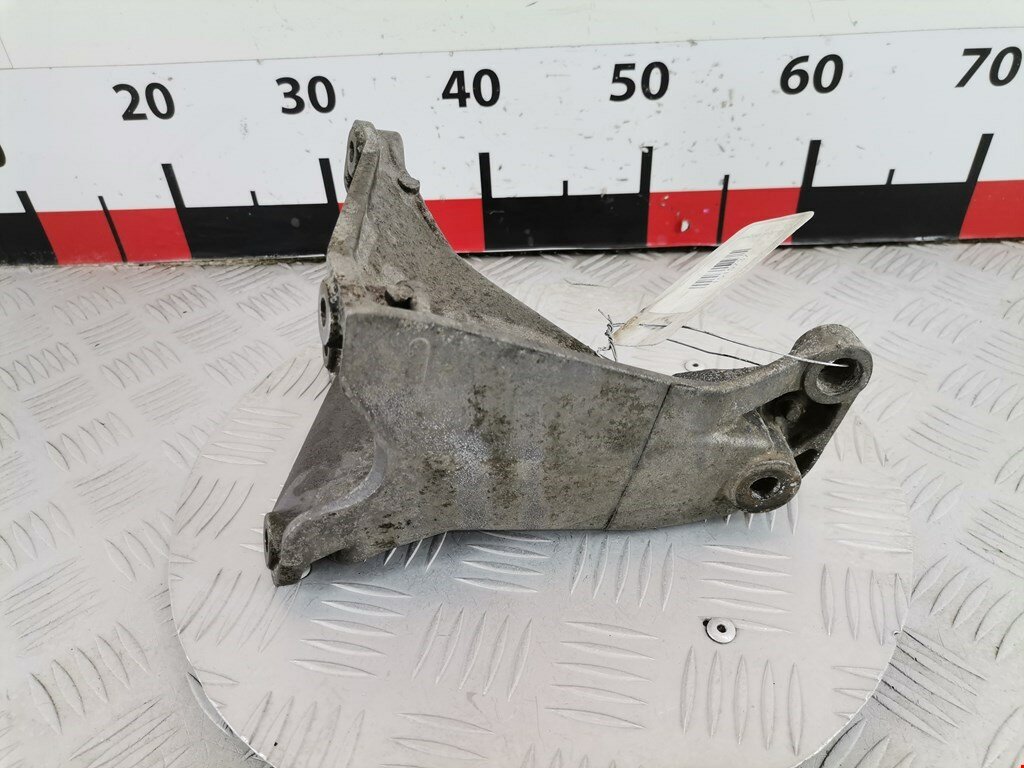 Кронштейн (крепление лапа) двигателя Volkswagen Caddy 2 1H0199354K арт. 1515737