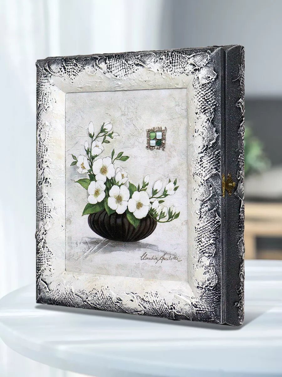 Ключница белая с цветами в прихожую настенная с полкой