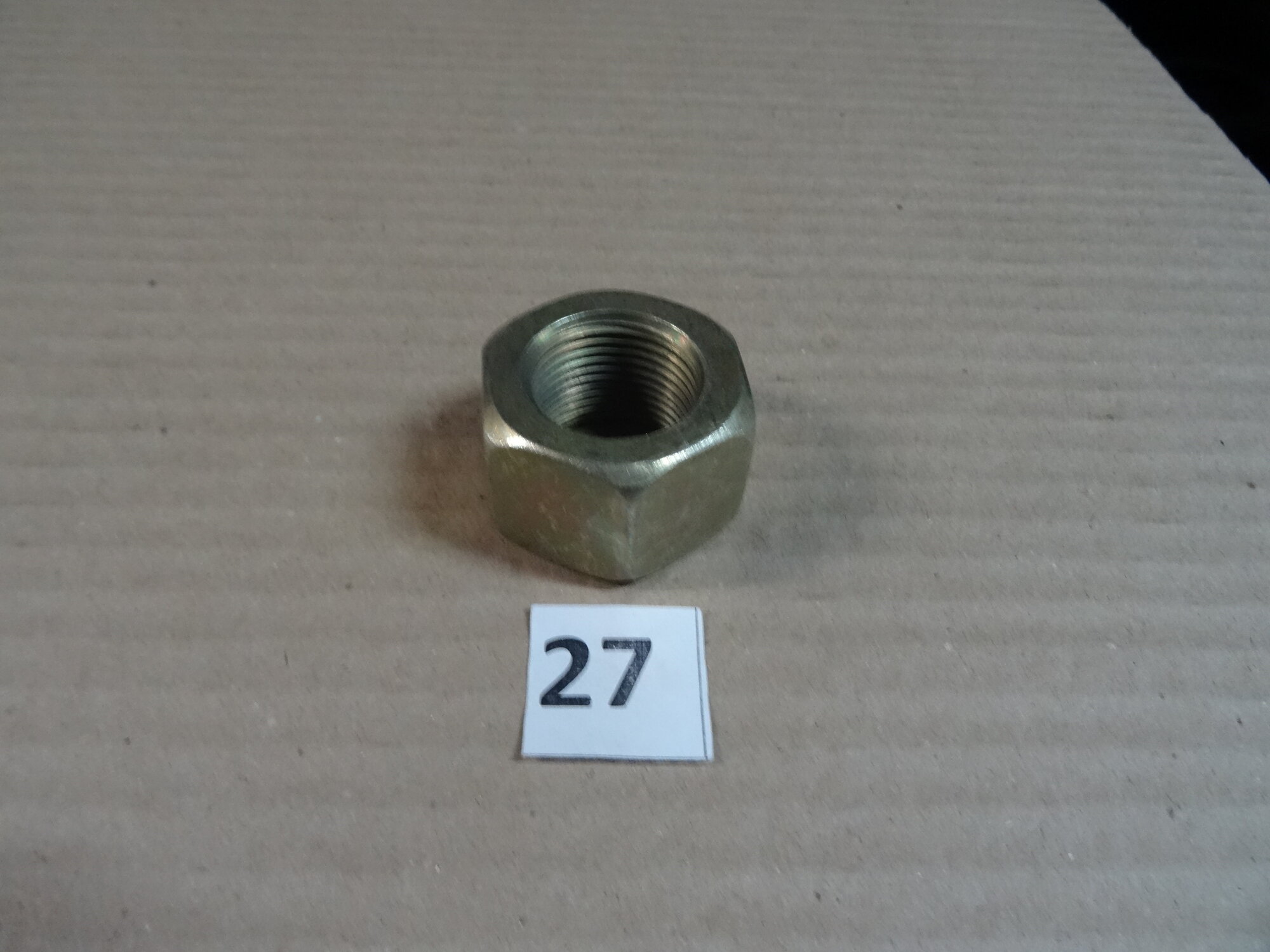 Гайка М27 задней стремянки 10т