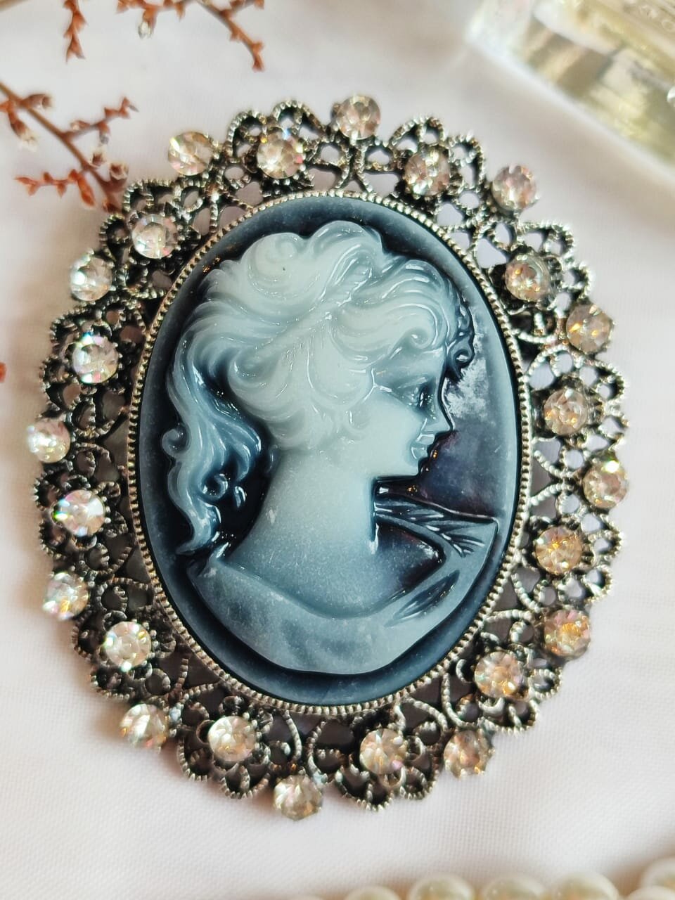 Брошь, стразы