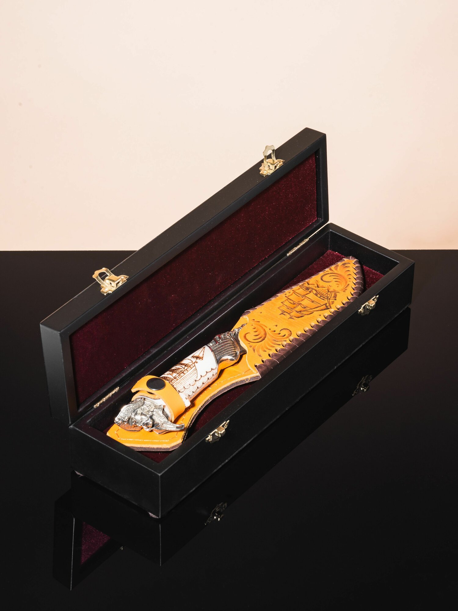 Нож подарочный в шкатулке "Пиратский" рог лося, дамаск