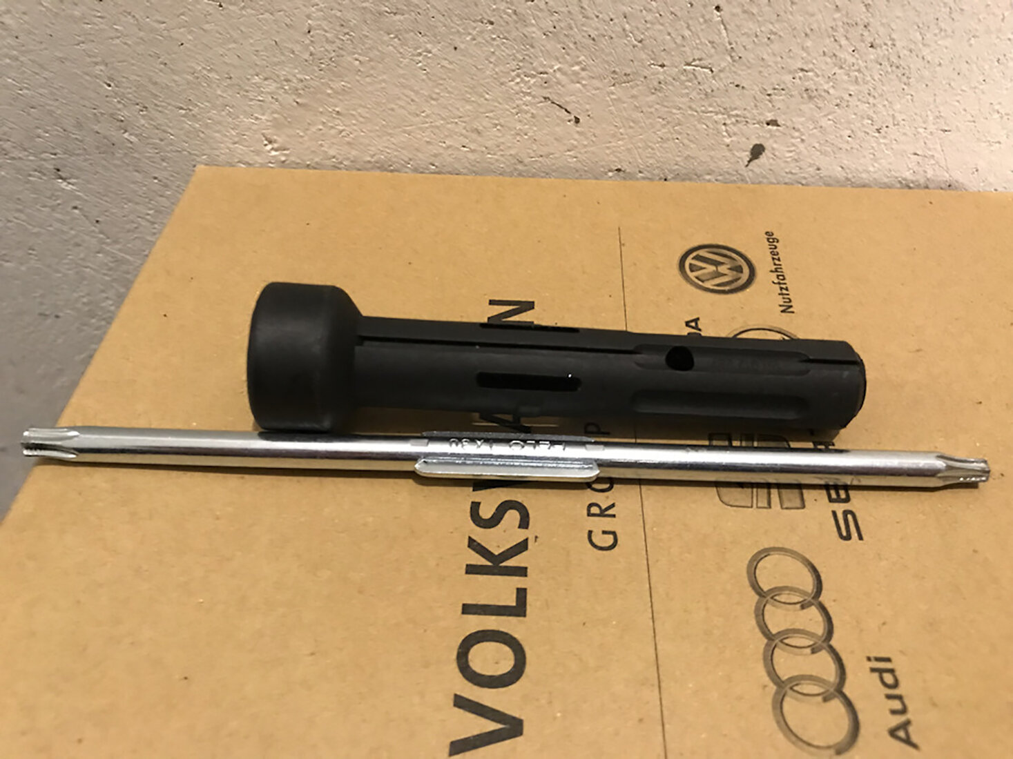 Штатная комбинированная отвертка торкс T30 и T25 Audi Skoda Volkswagen Seat