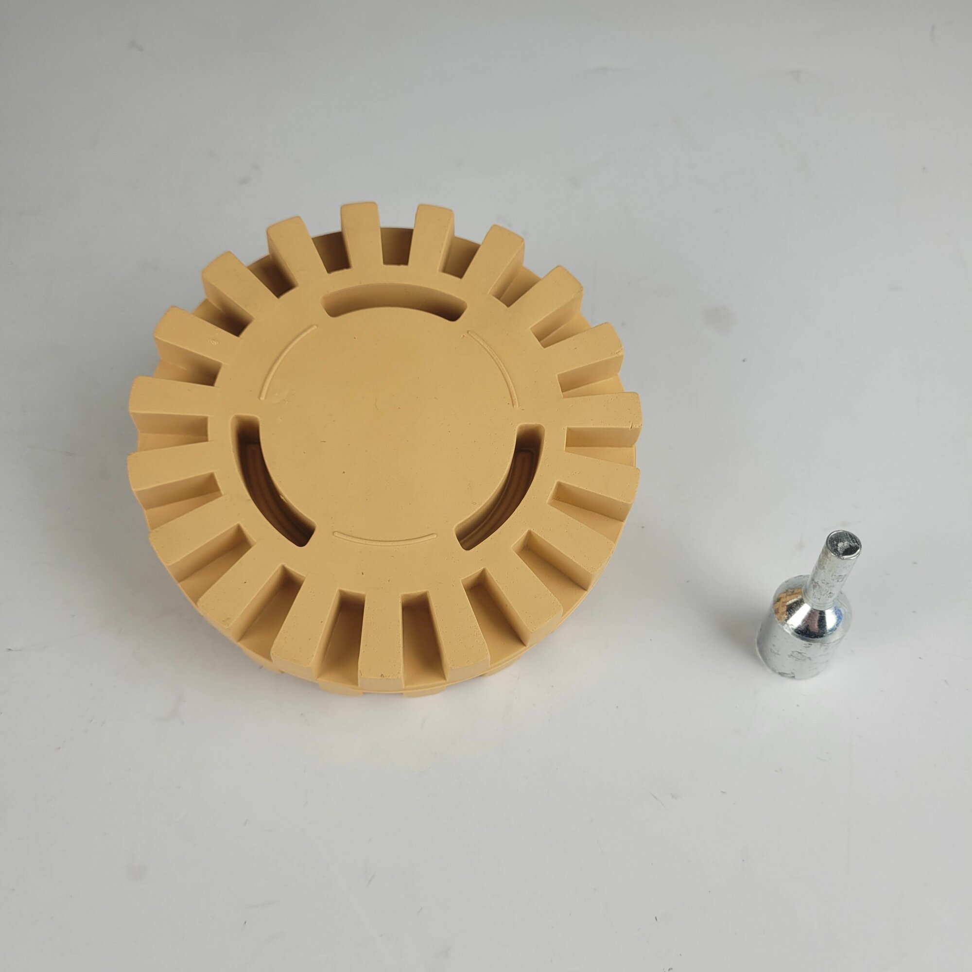 Диск для снятия скотча и наклеек с адаптером для дрели или шуруповерта ребристый 100мм