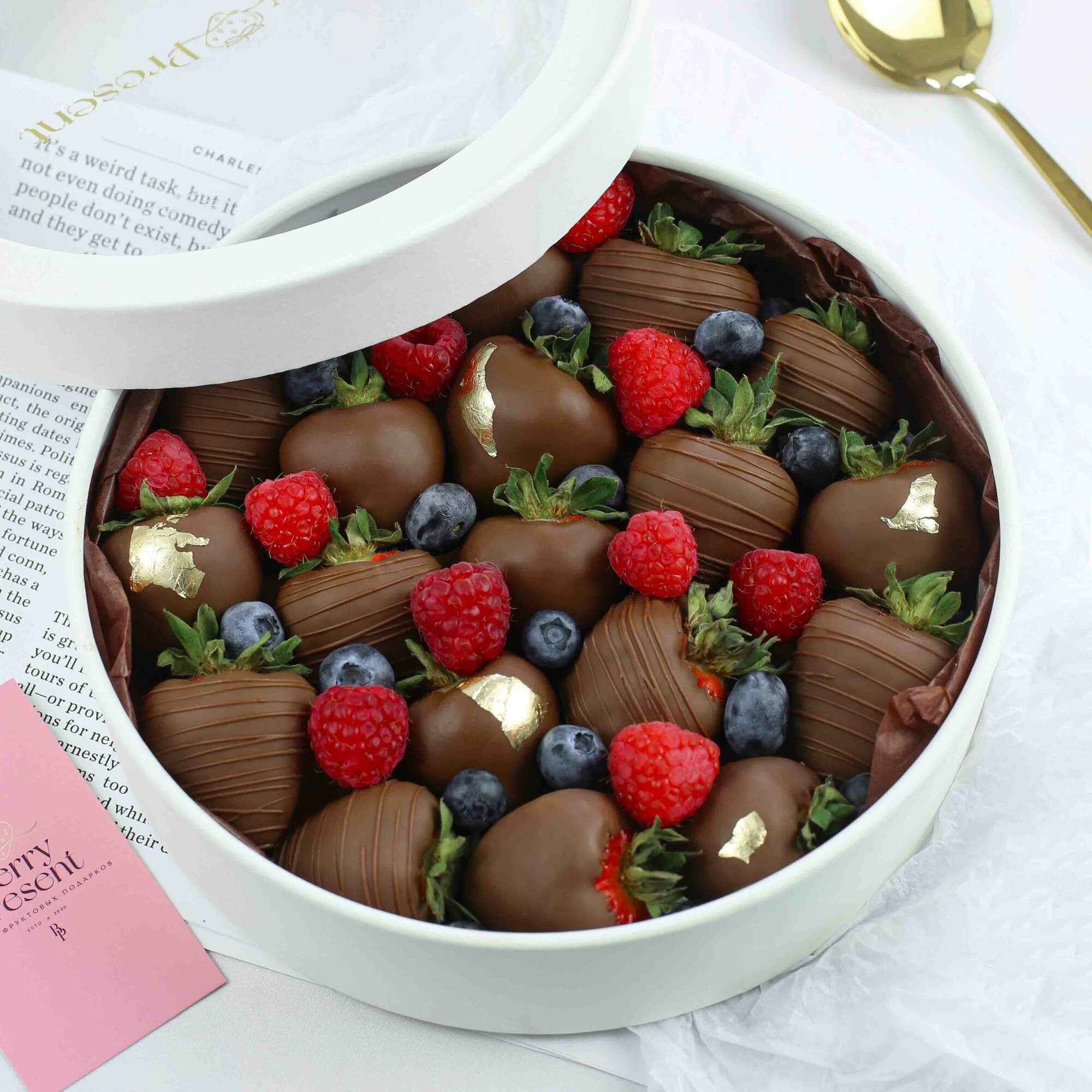 Клубника в шоколаде в коробке набор Berry Present "For You", в подарочной упаковке, 15-18 ягод, размер M