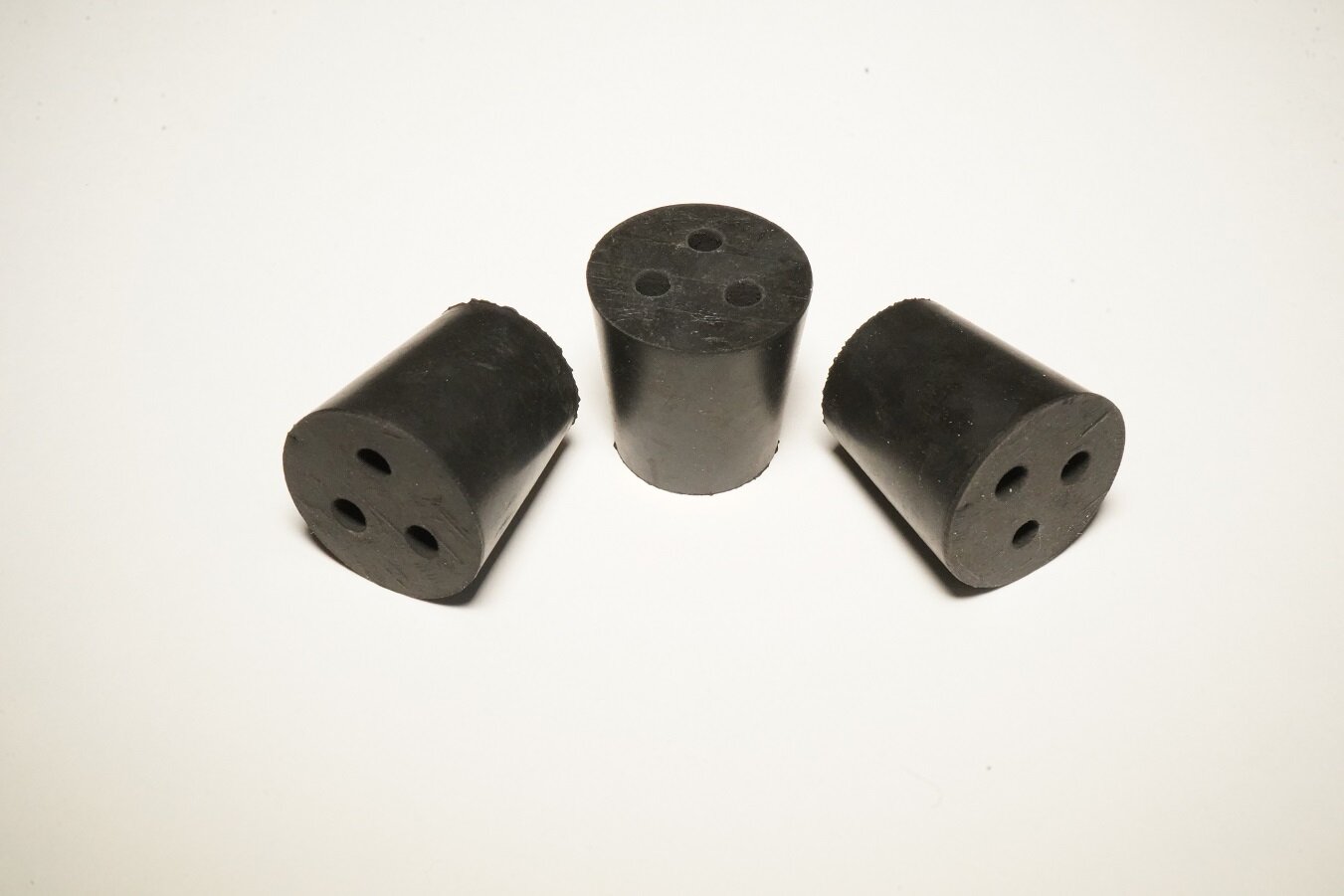 Пробки черные резиновые конусные №29, 3 шт (с 3-мя отверстиями под трубки диаметром 6мм)