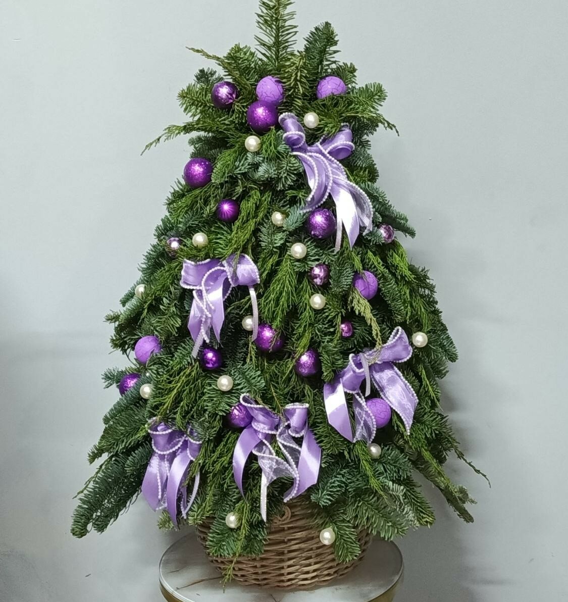 Большая дизайнерская ёлка ручной работы 100 см из живой хвои нобилис, кипарис, туя в ротанговом кашпо