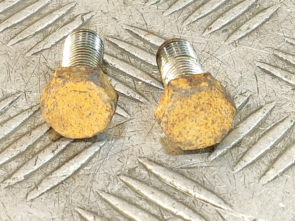 Болт крепления суппорта заднего OPEL Vectra B 90541112