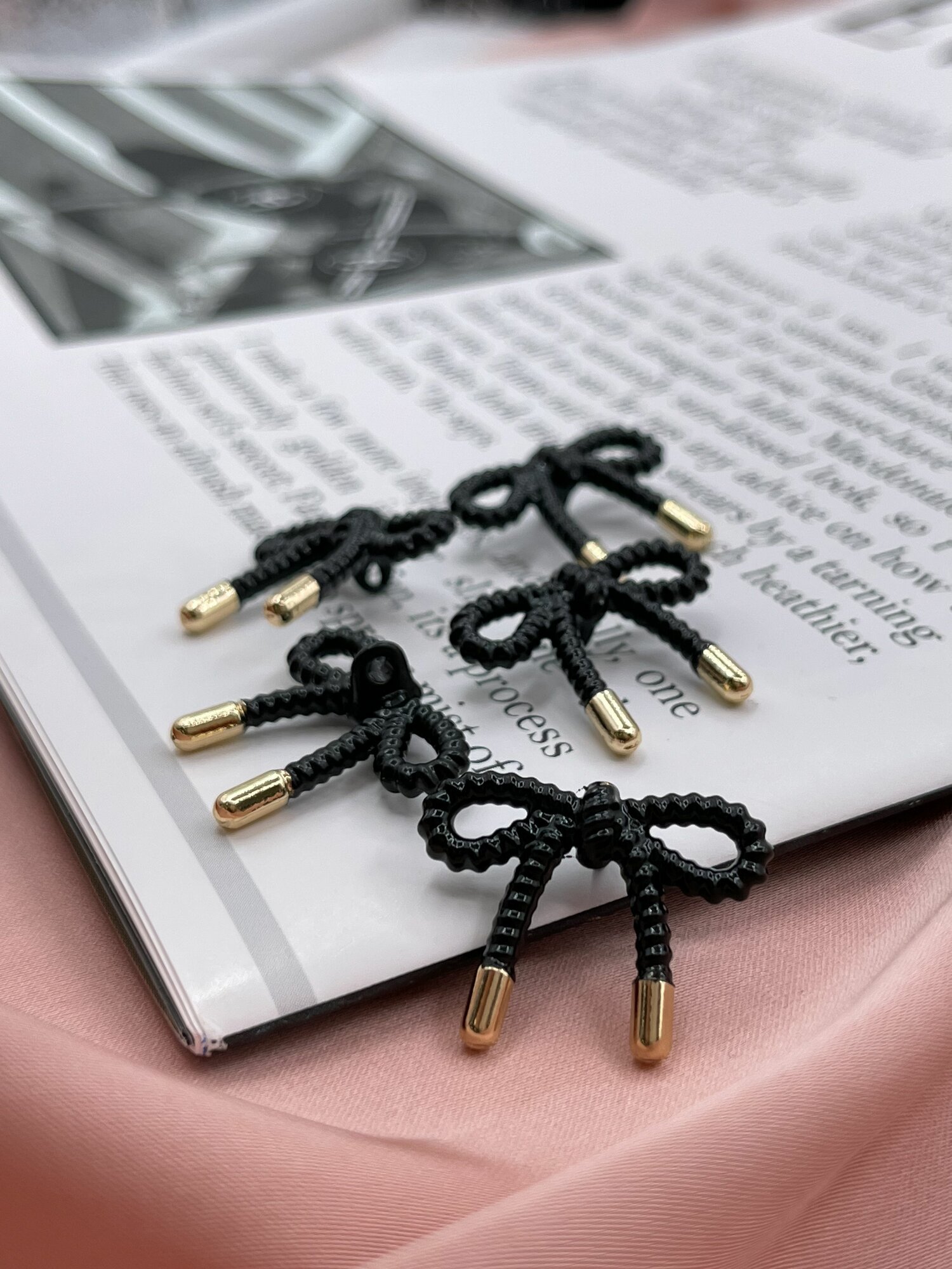 Черные пуговицы в форме бантиков 23 мм, 5 штук