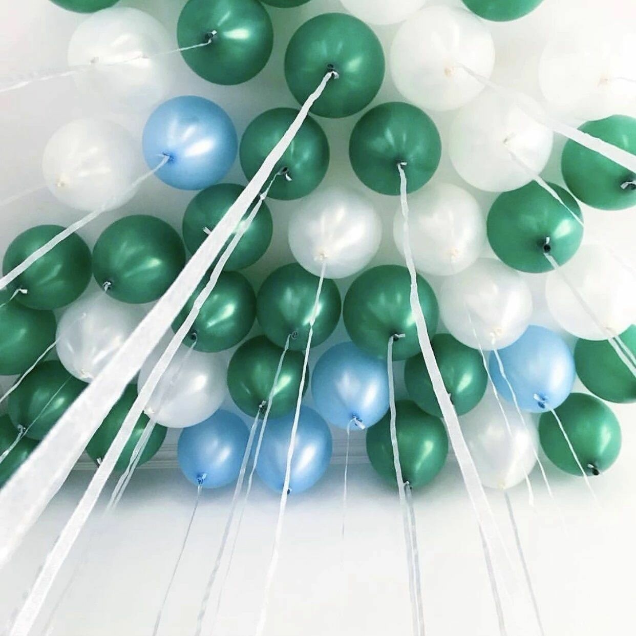 Воздушный шар с гелием (надутый) /Flyballoons/ под потолок изумруды 25 шт. размер шарика 35см.